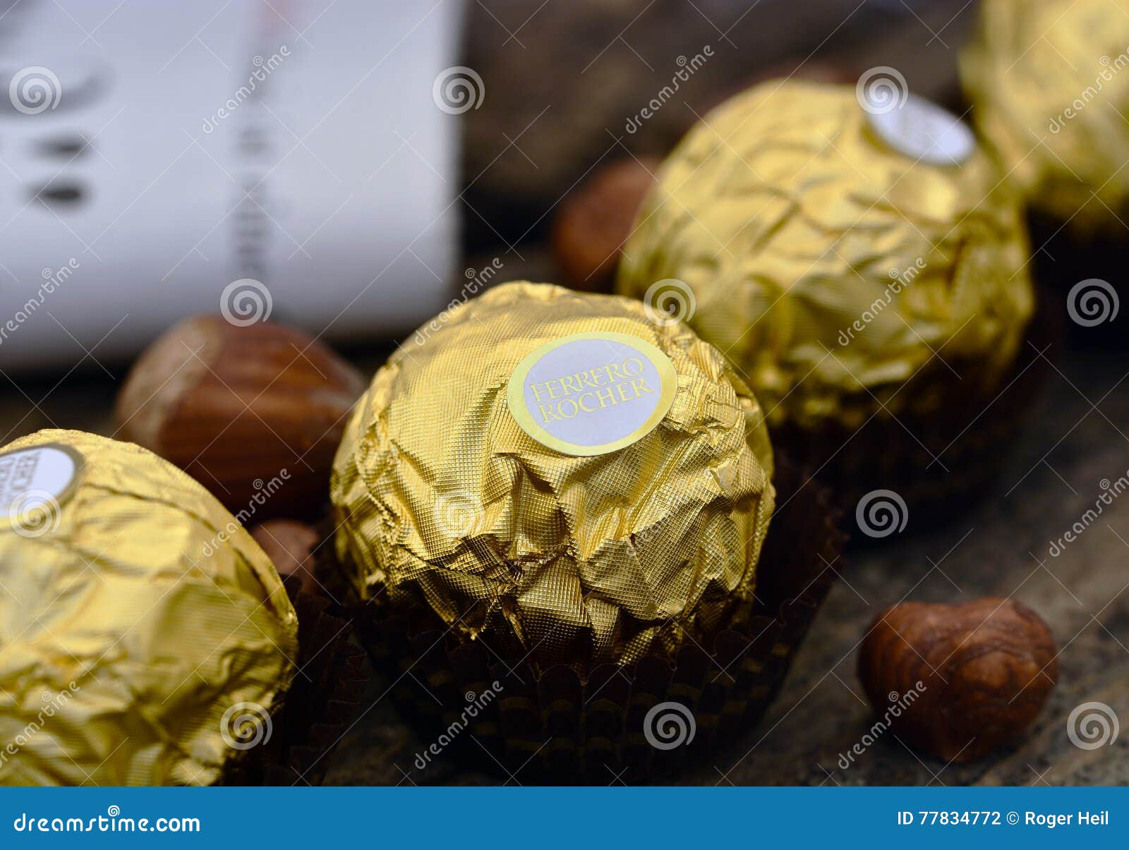 Ferrero Rocher redaktionelles stockfotografie. Bild von plakat - 77834772