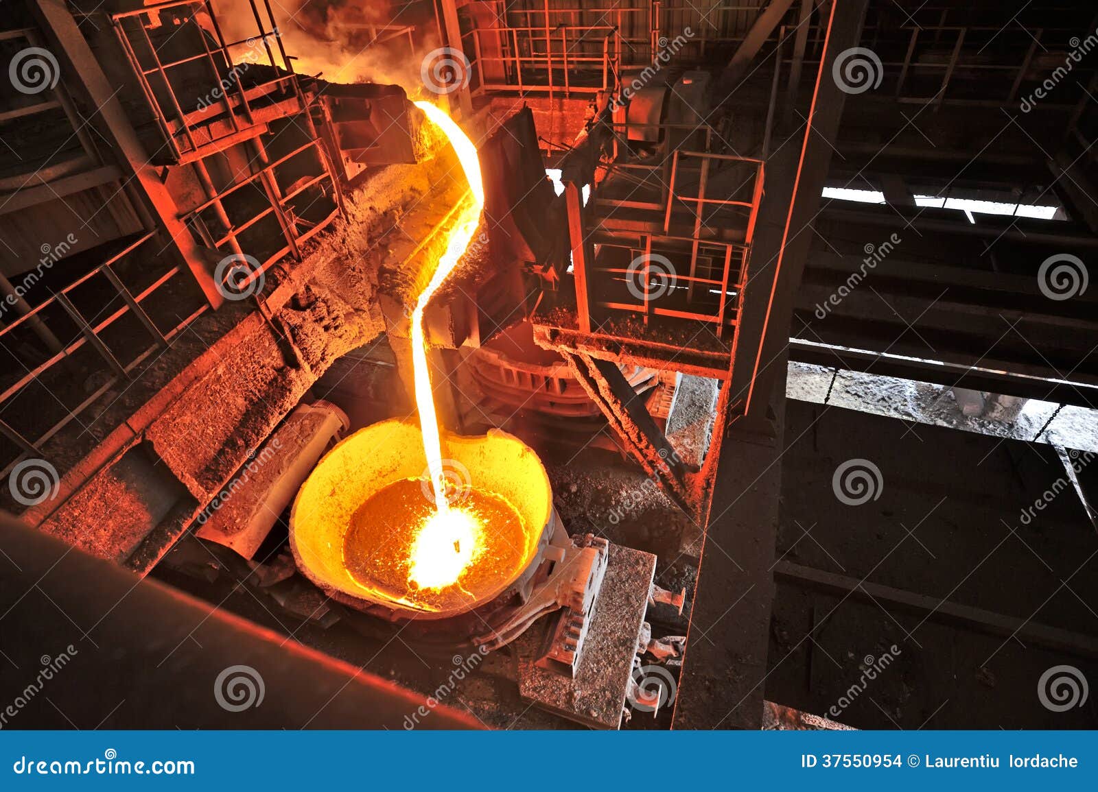 Ferro Líquido Dentro Da Planta Foto de Stock - Imagem de brilhante ...