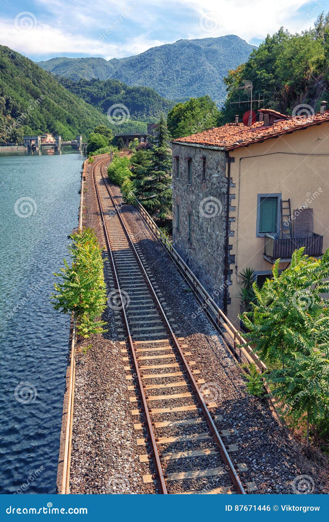 Ferrovia Lungo Il Fiume in Italia Fotografia Stock - Immagine di ...