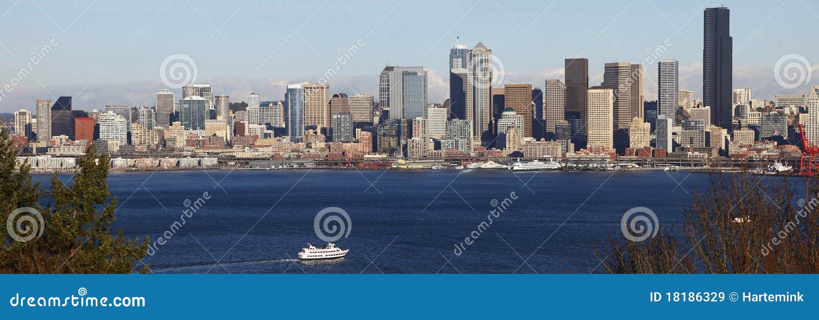 Ferry Boat Sailing Towards Seattle Skyline Stock Image - Image of ...