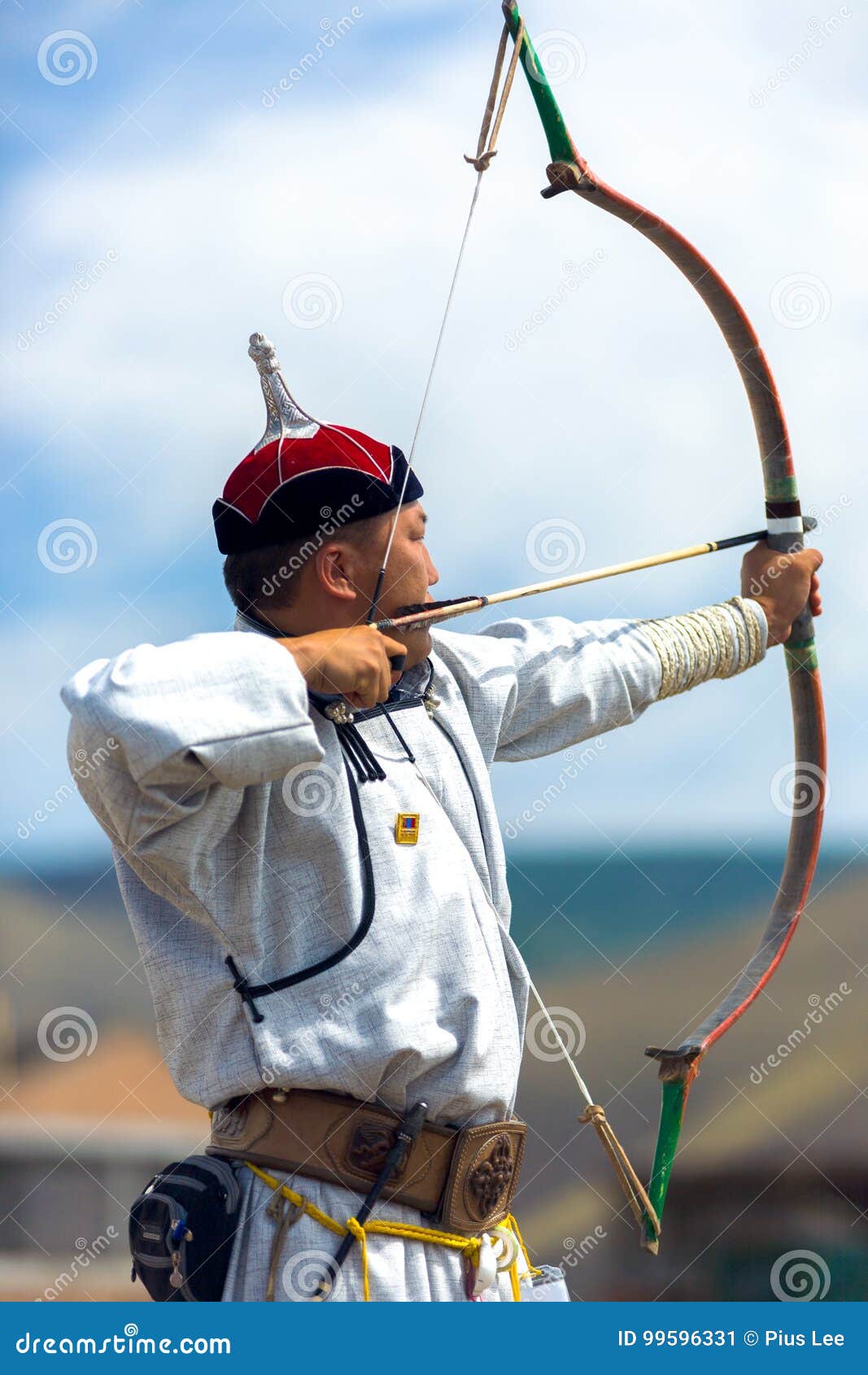 Festival Archer Masculino Pulling Aiming Arrow De Naadam Foto editorial ...