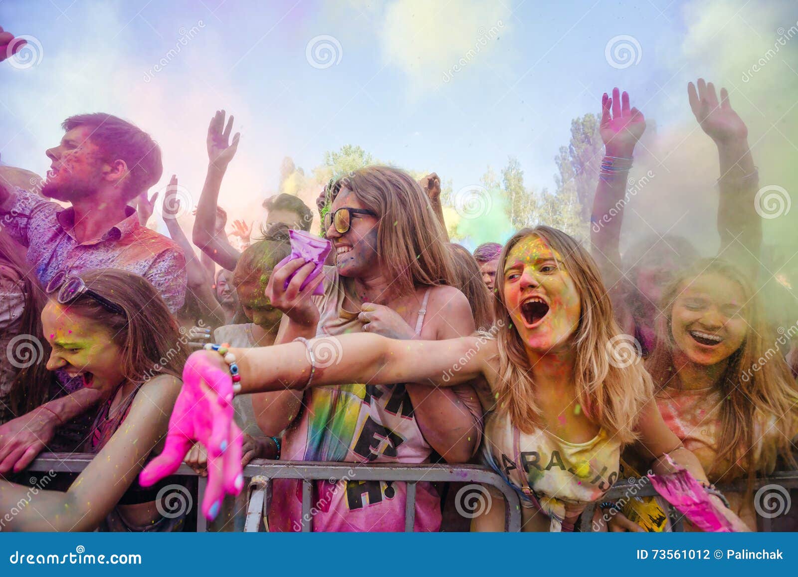 Festival Das Cores ColorFest Fotografia Editorial - Imagem de grupo ...