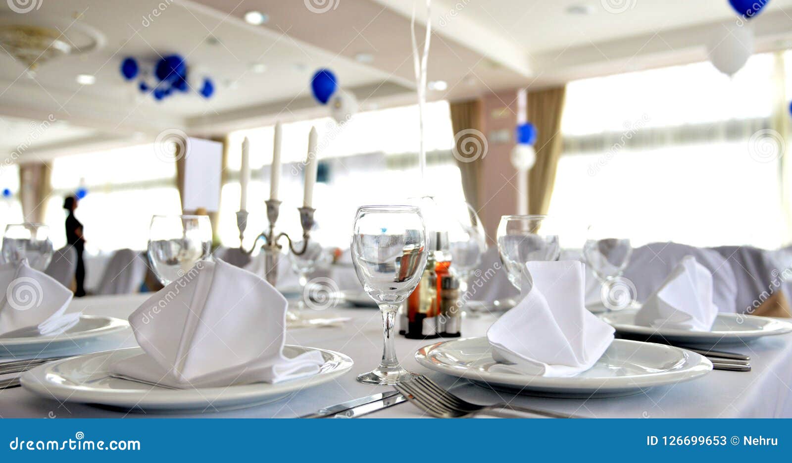 Festliches Gedeck in Einem Restaurant Stockbild - Bild von abendessen ...