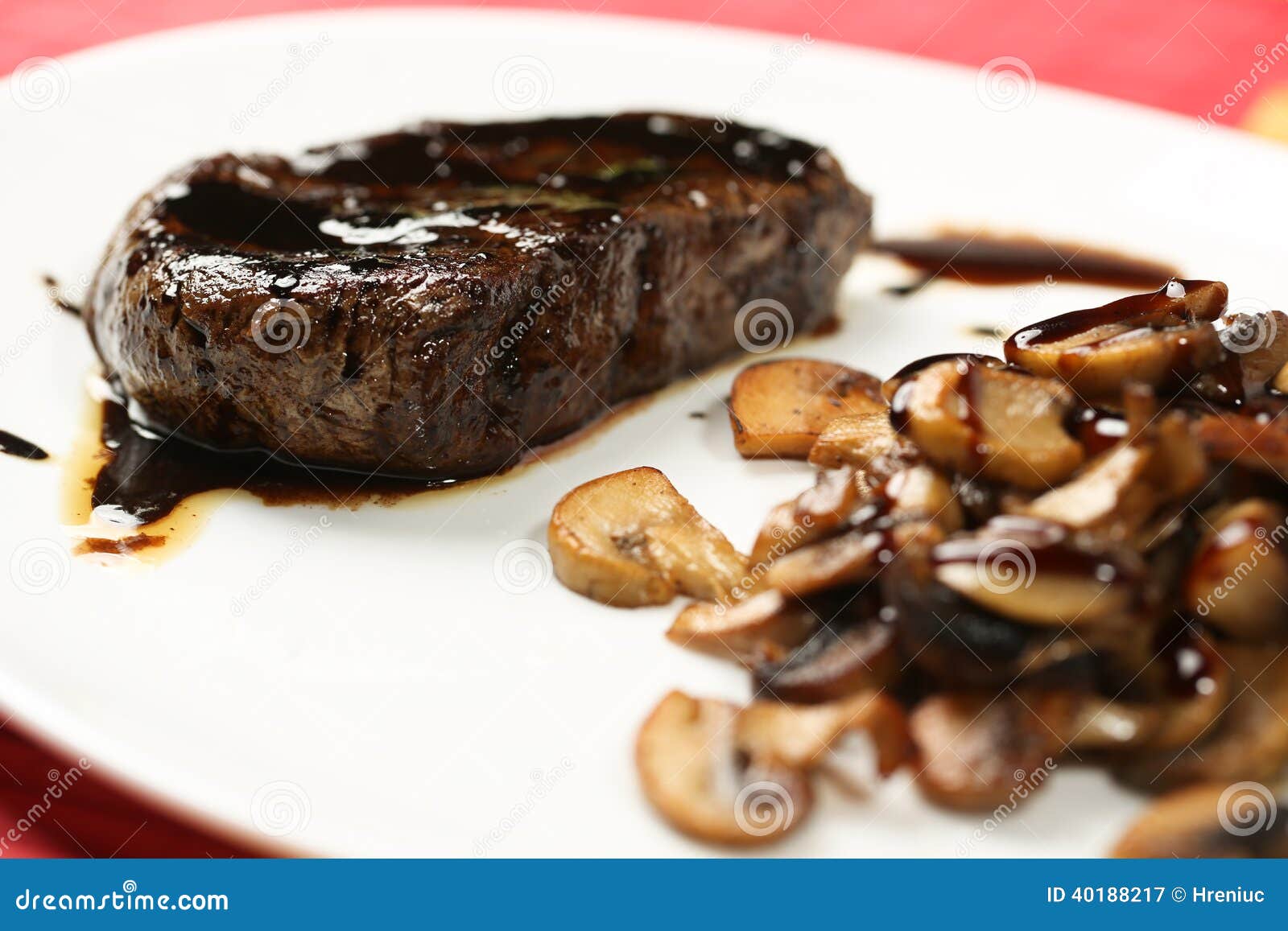 Fetta Della Carne Con Salsa Ed I Funghi Neri Immagine Stock - Immagine ...
