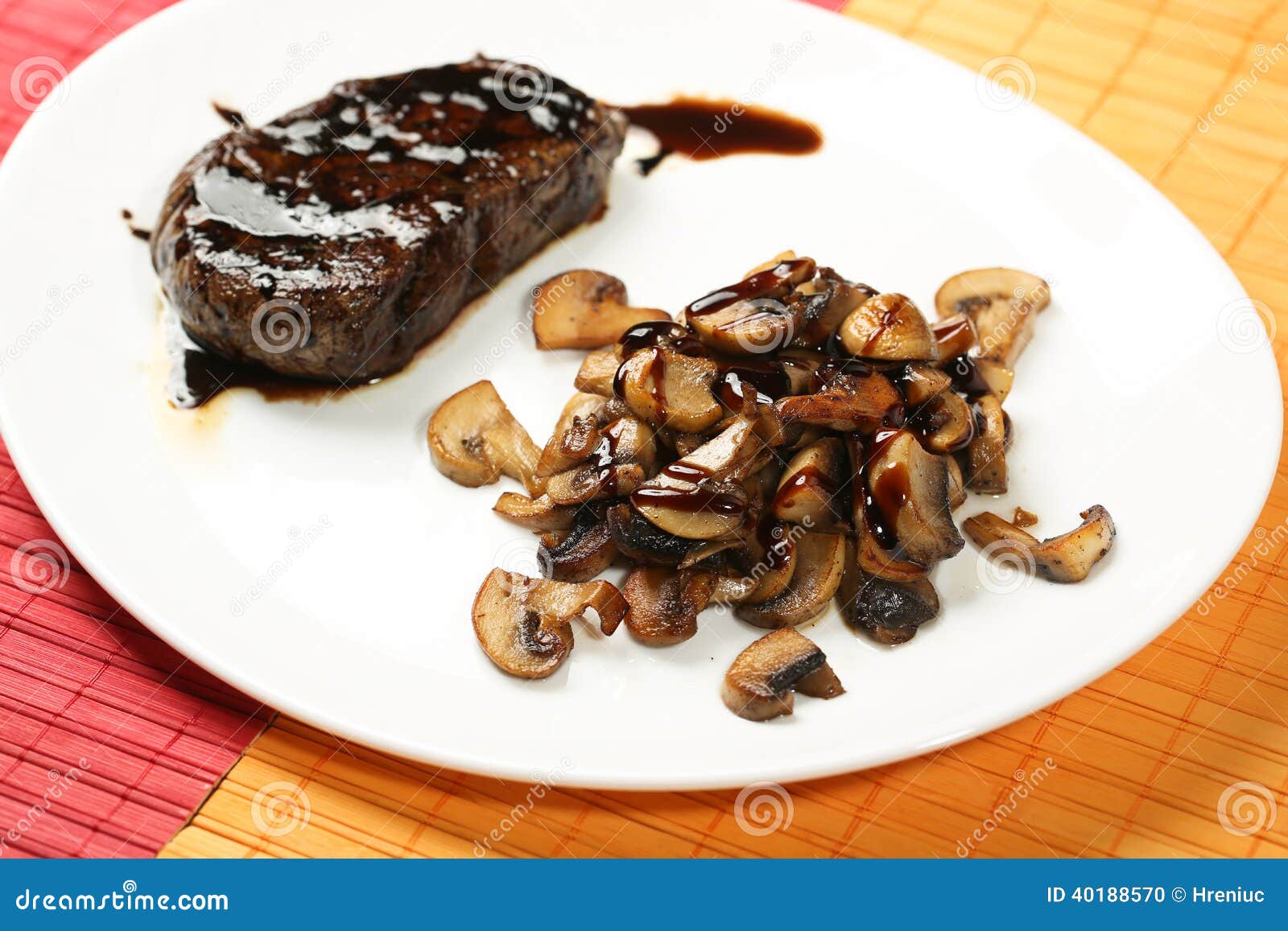 Fetta Della Carne Con Salsa Ed I Funghi Neri Fotografia Stock ...