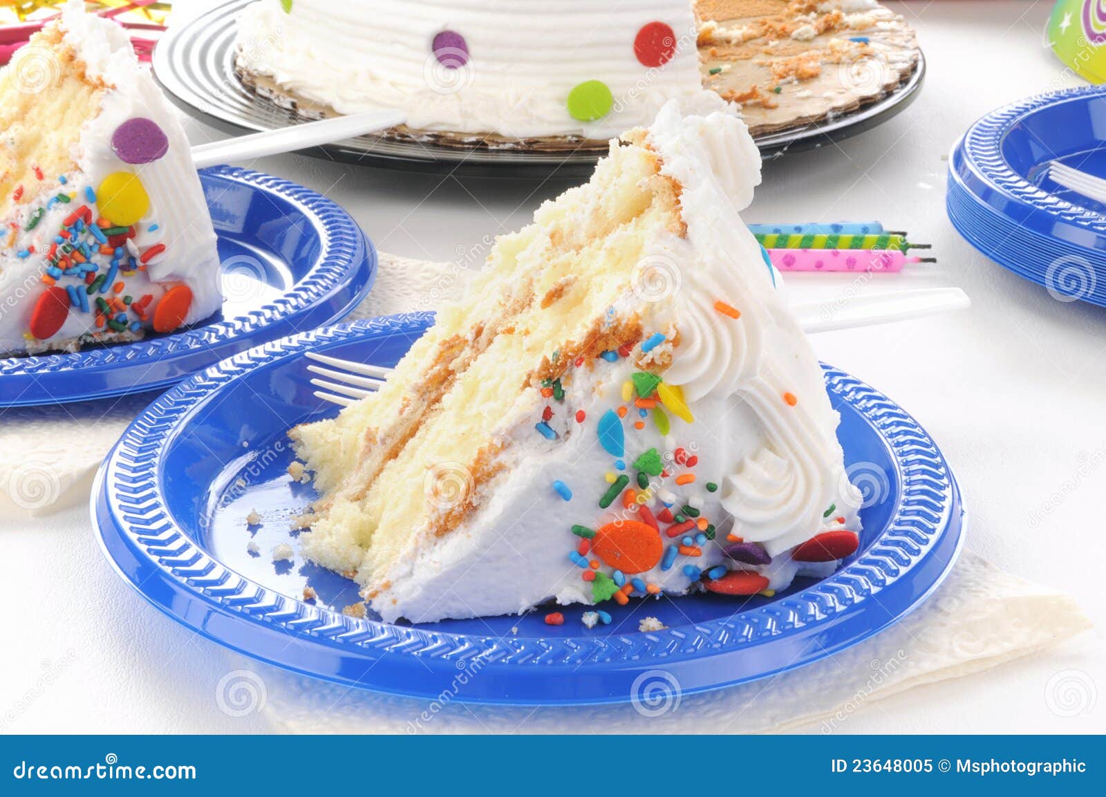 Fetta Di Torta Di Compleanno Immagine Stock - Immagine di bianco ...