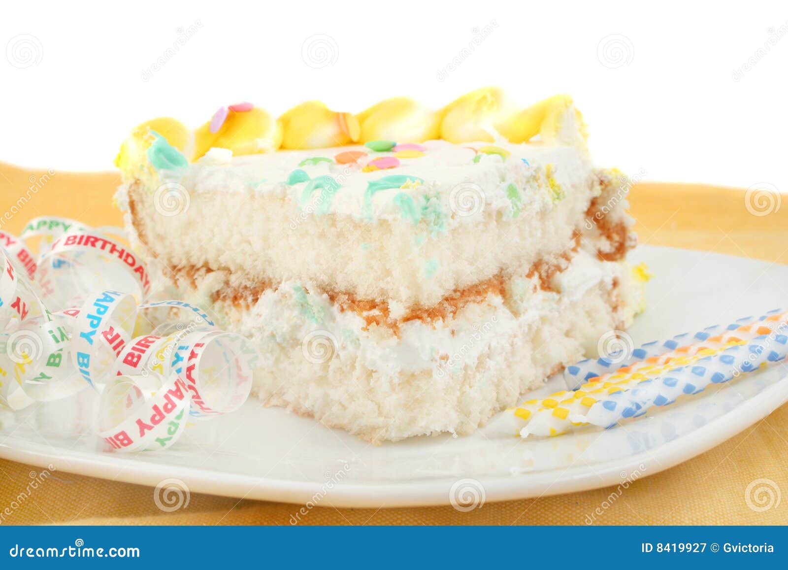 Fetta Di Torta Di Compleanno Immagine Stock - Immagine di candele ...