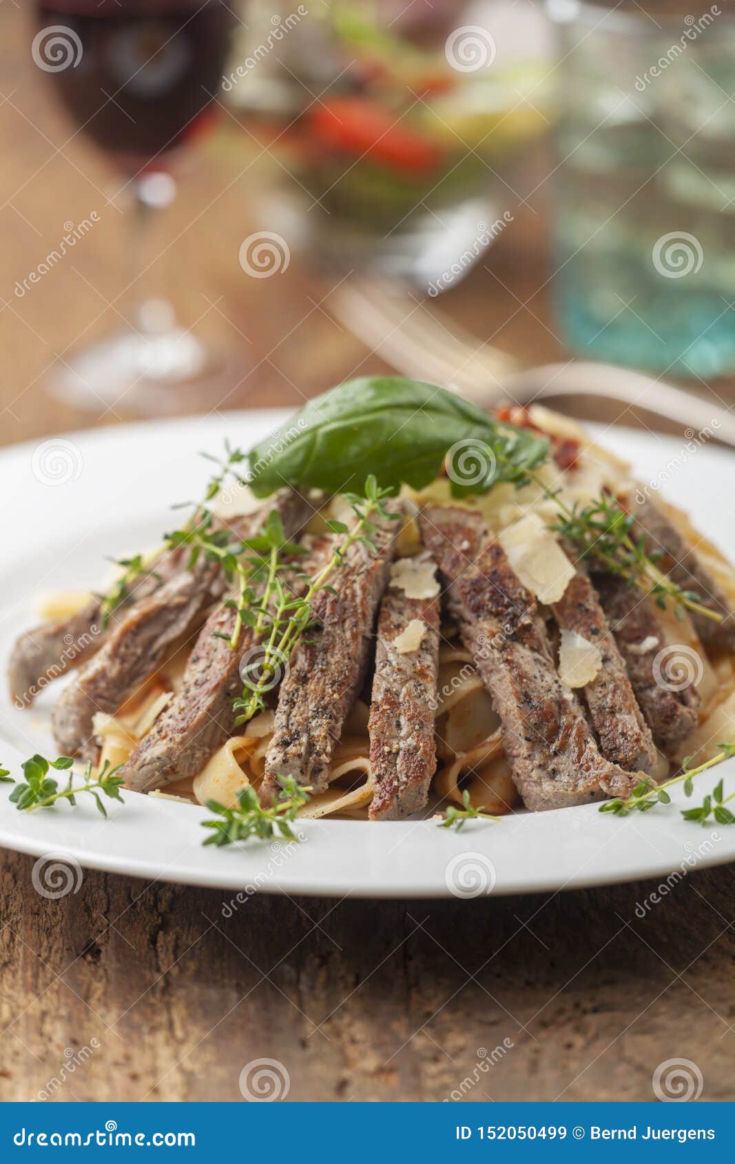 Fette Della Bistecca Su Pasta Immagine Stock - Immagine di piatto ...
