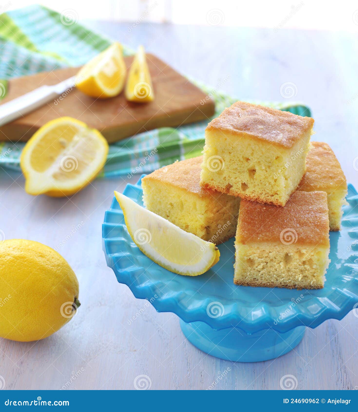 Fette di torta del limone fotografia stock. Immagine di colore - 24690962