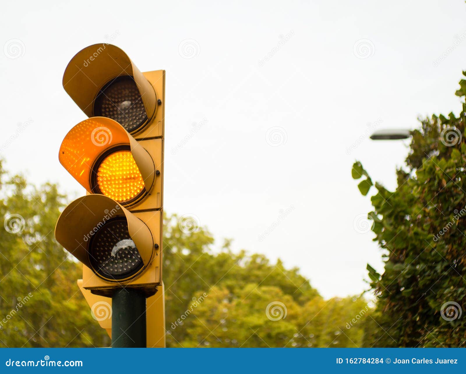 Feu De Signalisation Lumineux Jaune Photo stock - Image du piloter ...