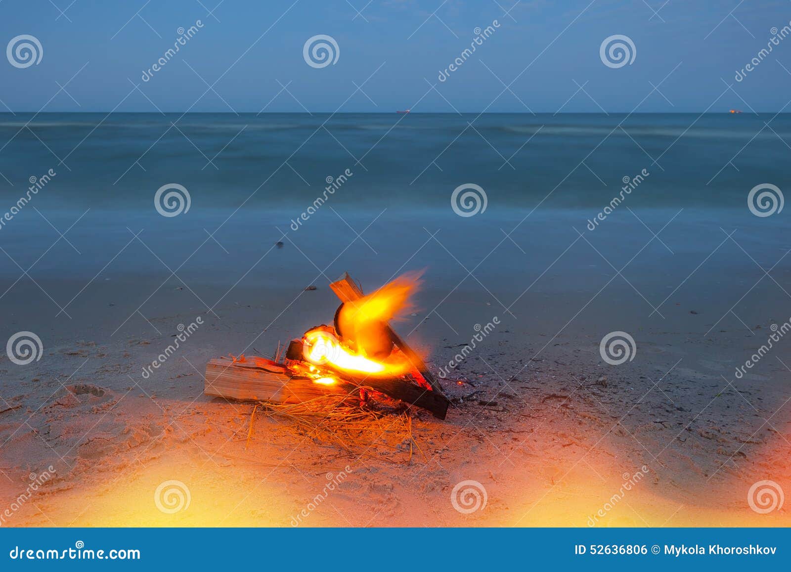 Feuer auf dem Strand stockfoto. Bild von wasser, meerblick - 52636806
