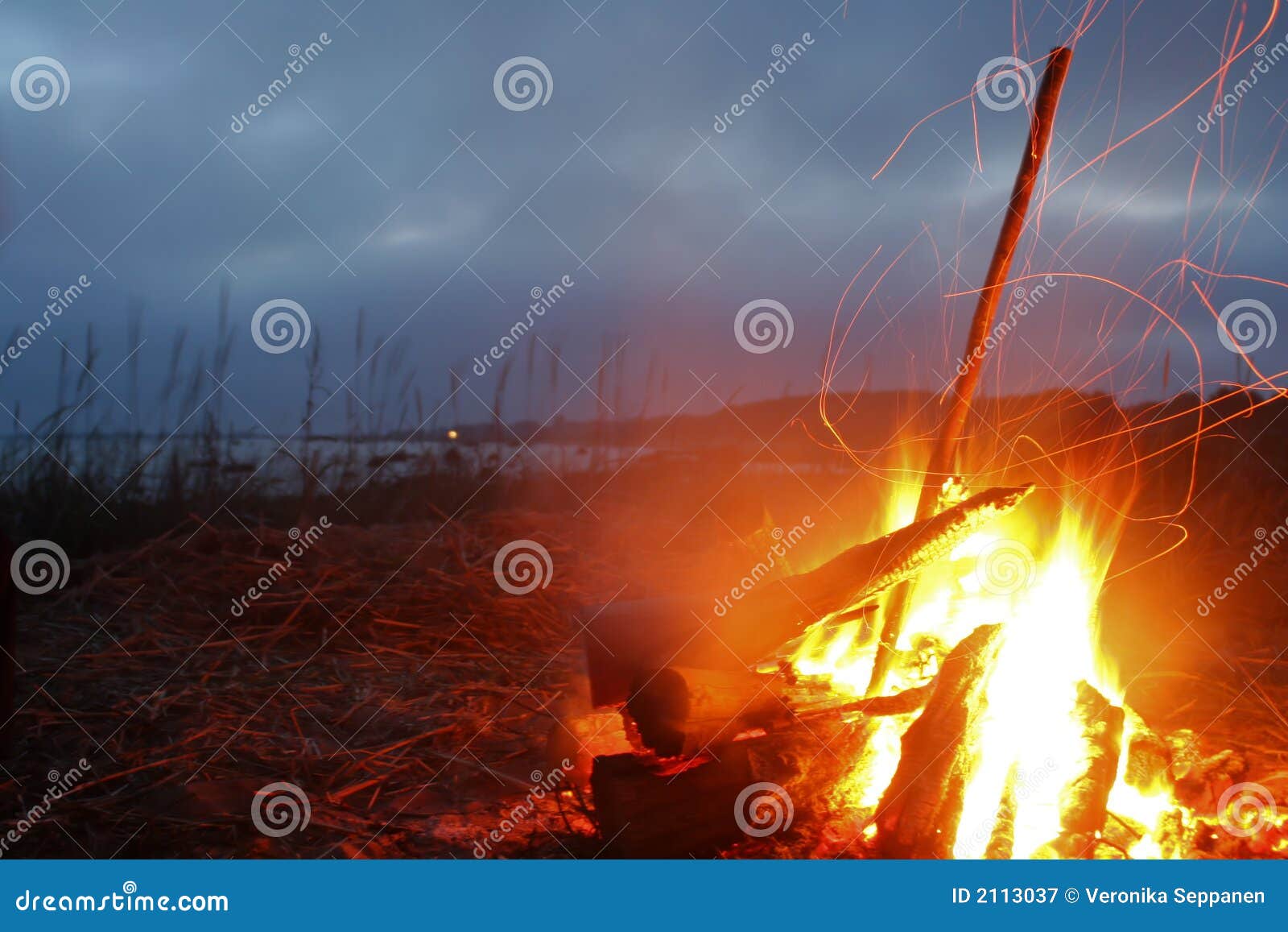 Feuer auf einem Strand stockbild. Bild von hell, entspannung - 2113037