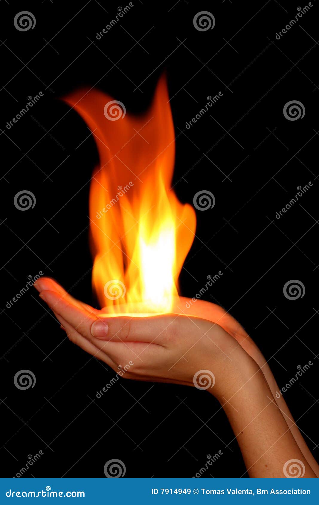 Feuer in der Hand stockbild. Bild von gemütlich, brand - 7914949