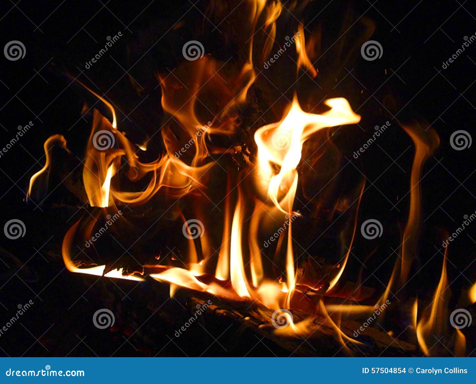 Feuer und Flammen stockfoto. Bild von kampieren, flammen - 57504854
