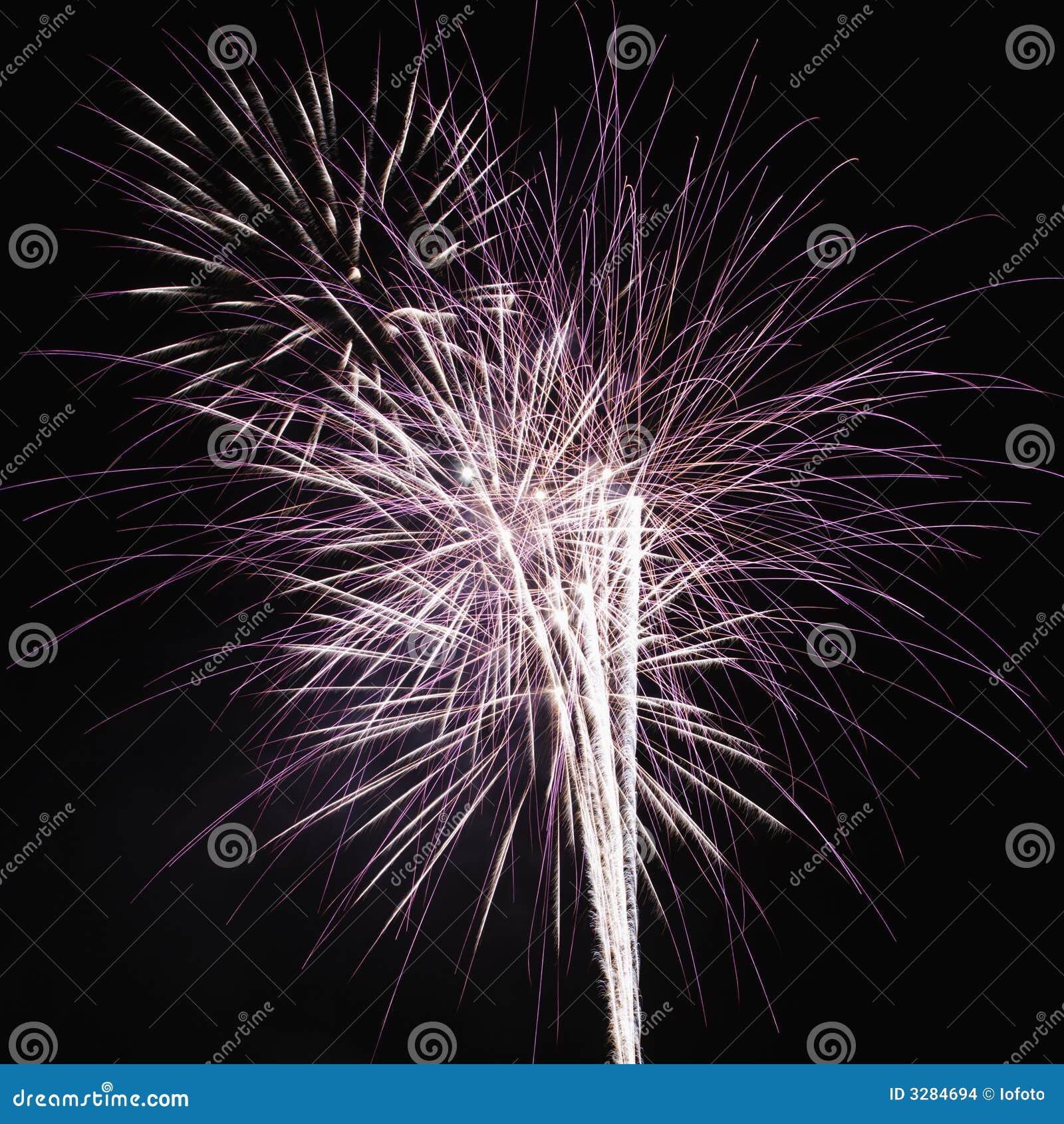 Feuerwerke, Die Nachts Explodieren. Stockfoto - Bild von feiern, himmel ...