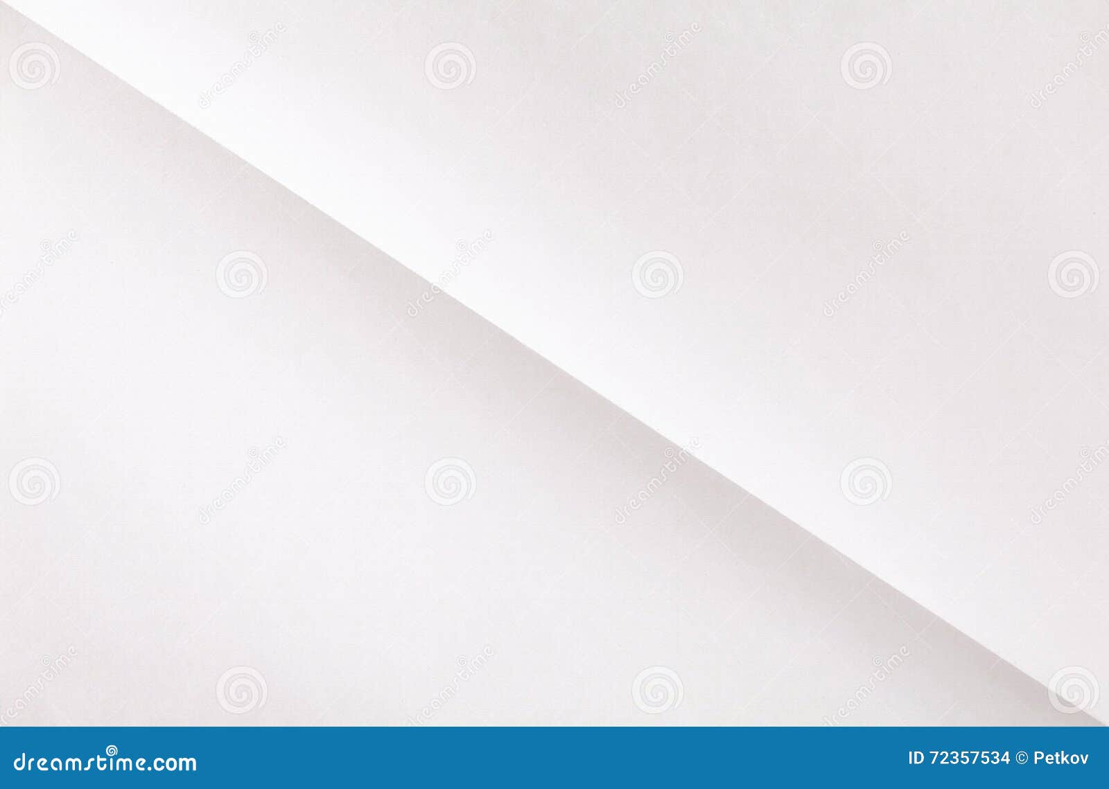 Feuille Blanche De Papier Plié Photo stock - Image du rouillé, modifié ...