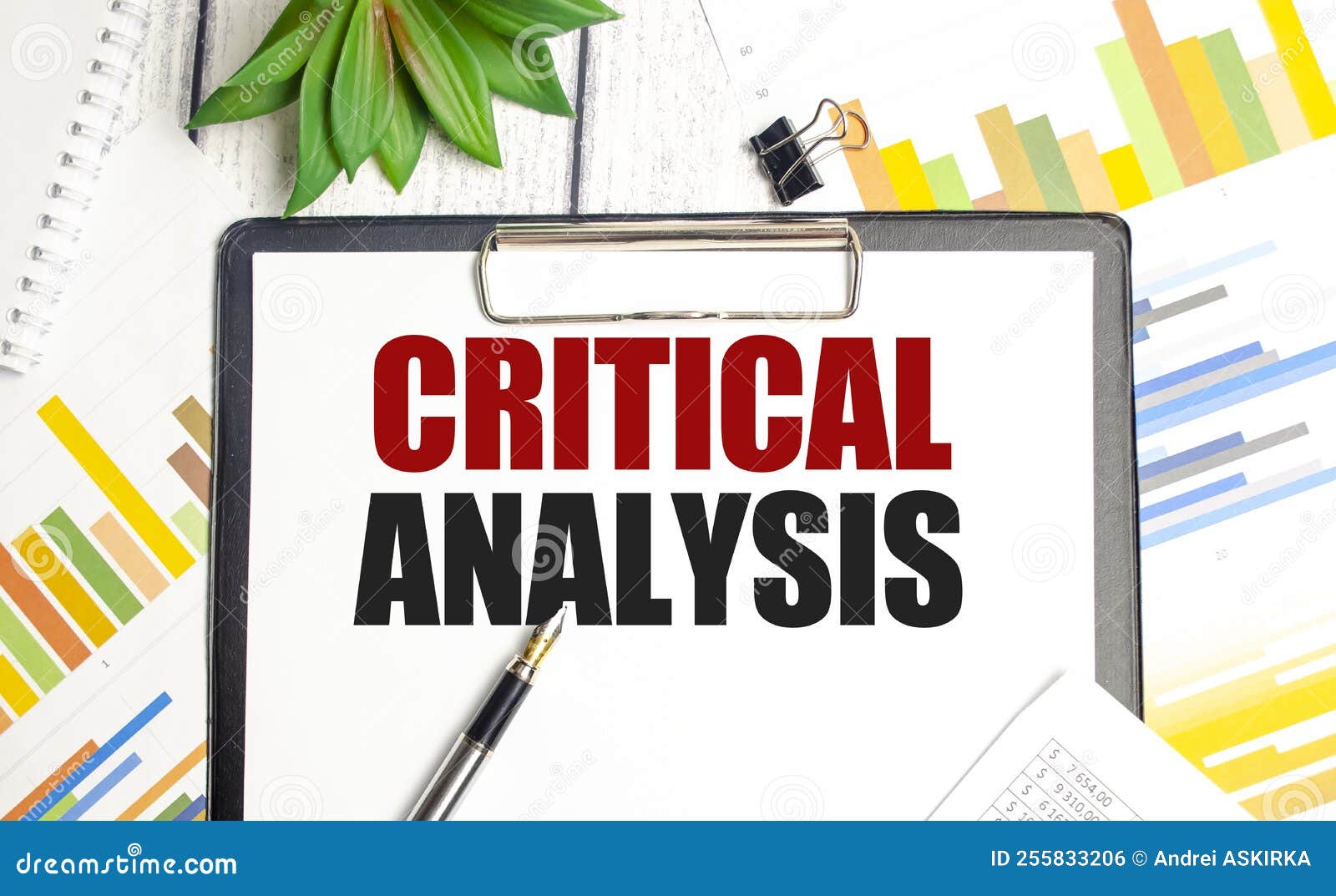 Feuille De Papier Avec Analyse Critique Du Texte Et Graphiques Photo ...