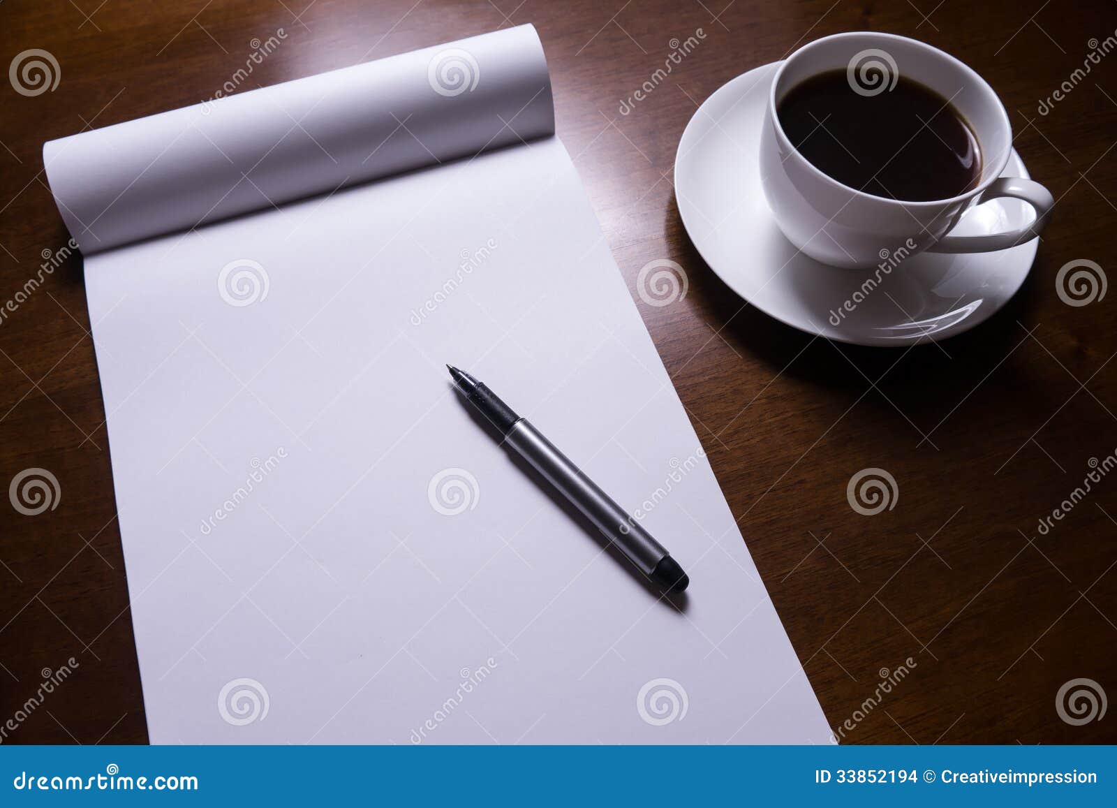 Feuille De Papier Et De Stylo Sur Le Bureau Photo stock - Image du ...