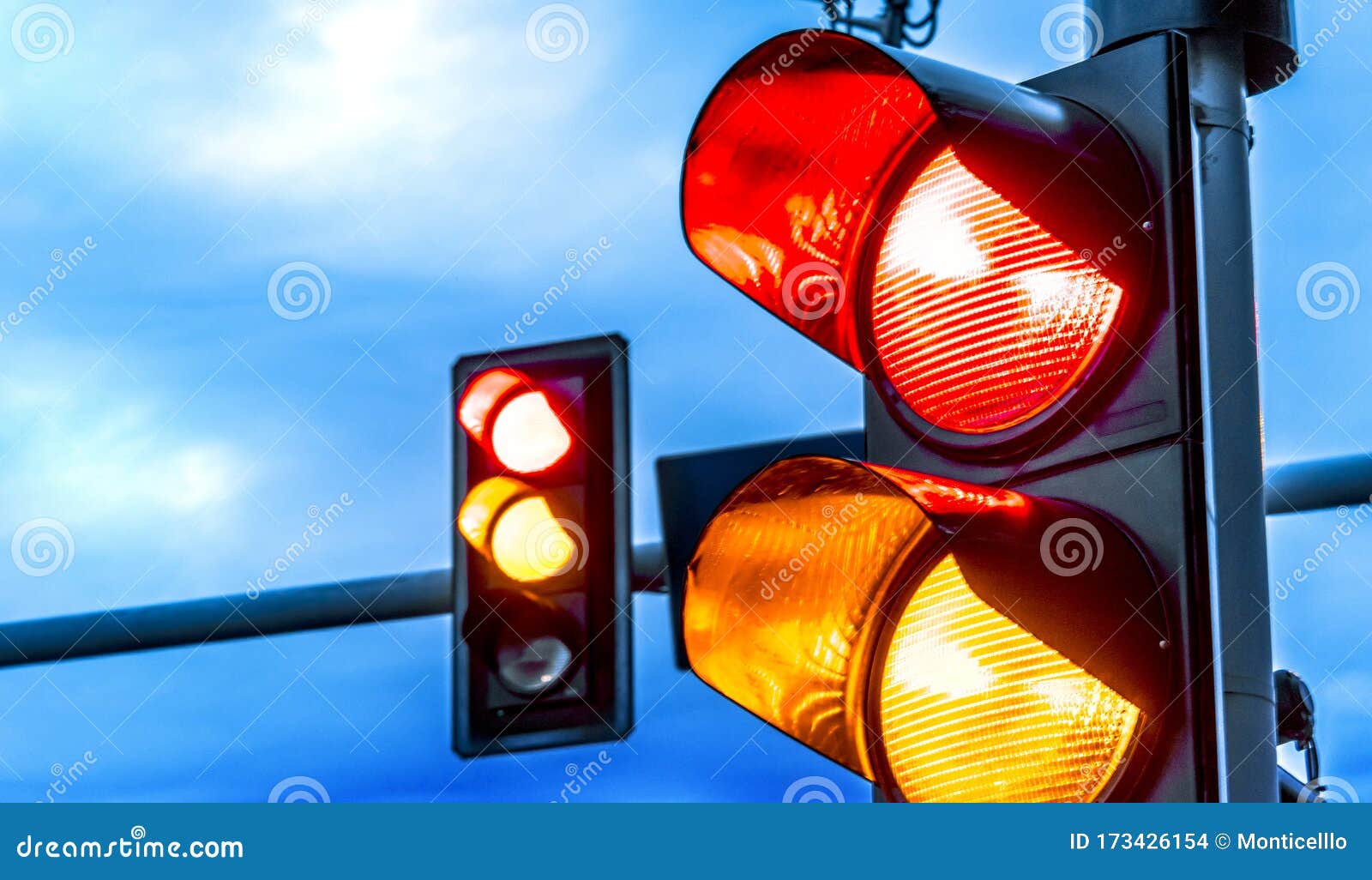 Feux De Circulation Au-dessus D'intersection Urbaine Photo stock ...