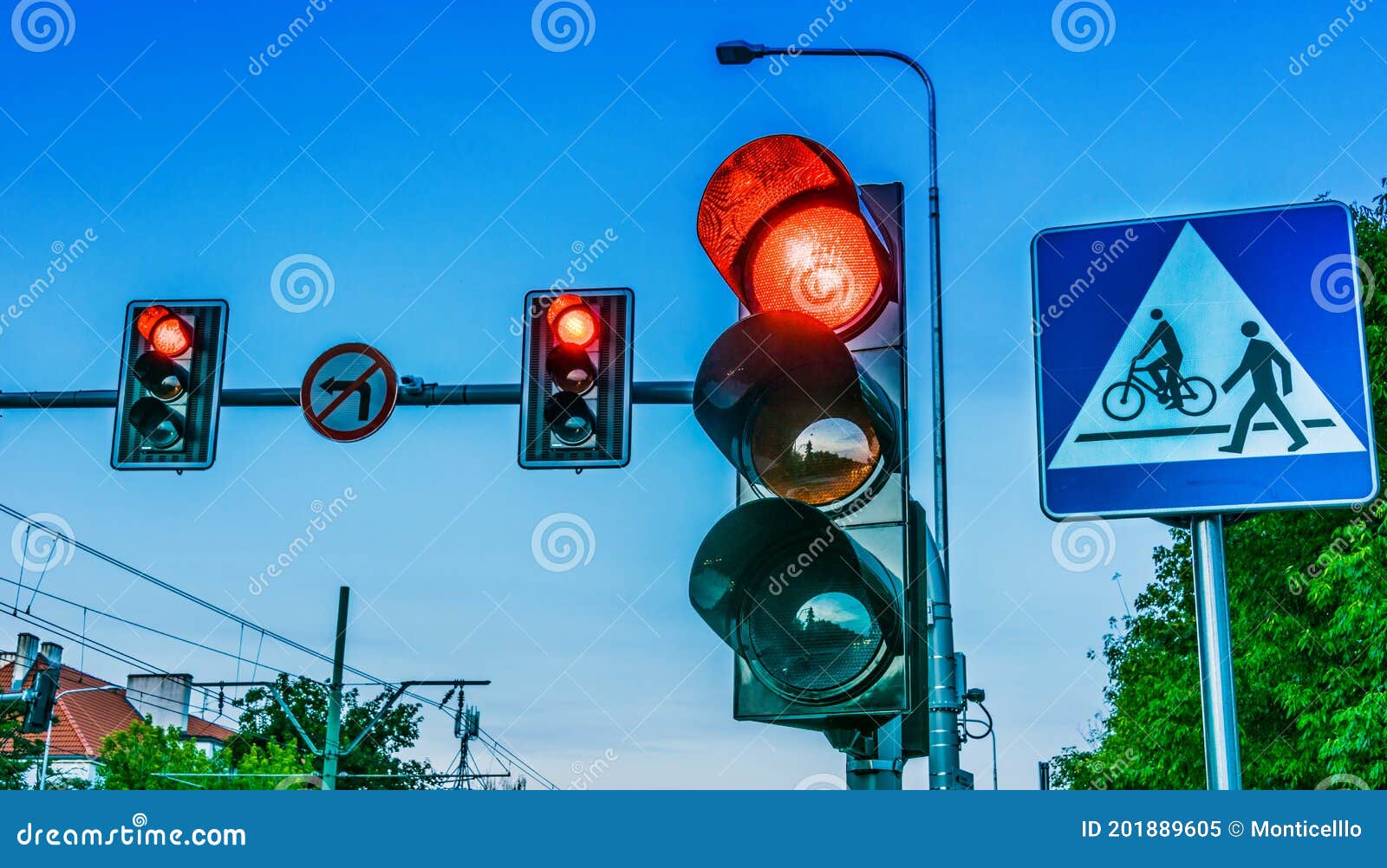 Feux De Circulation Au-dessus D'intersection Urbaine Image stock ...