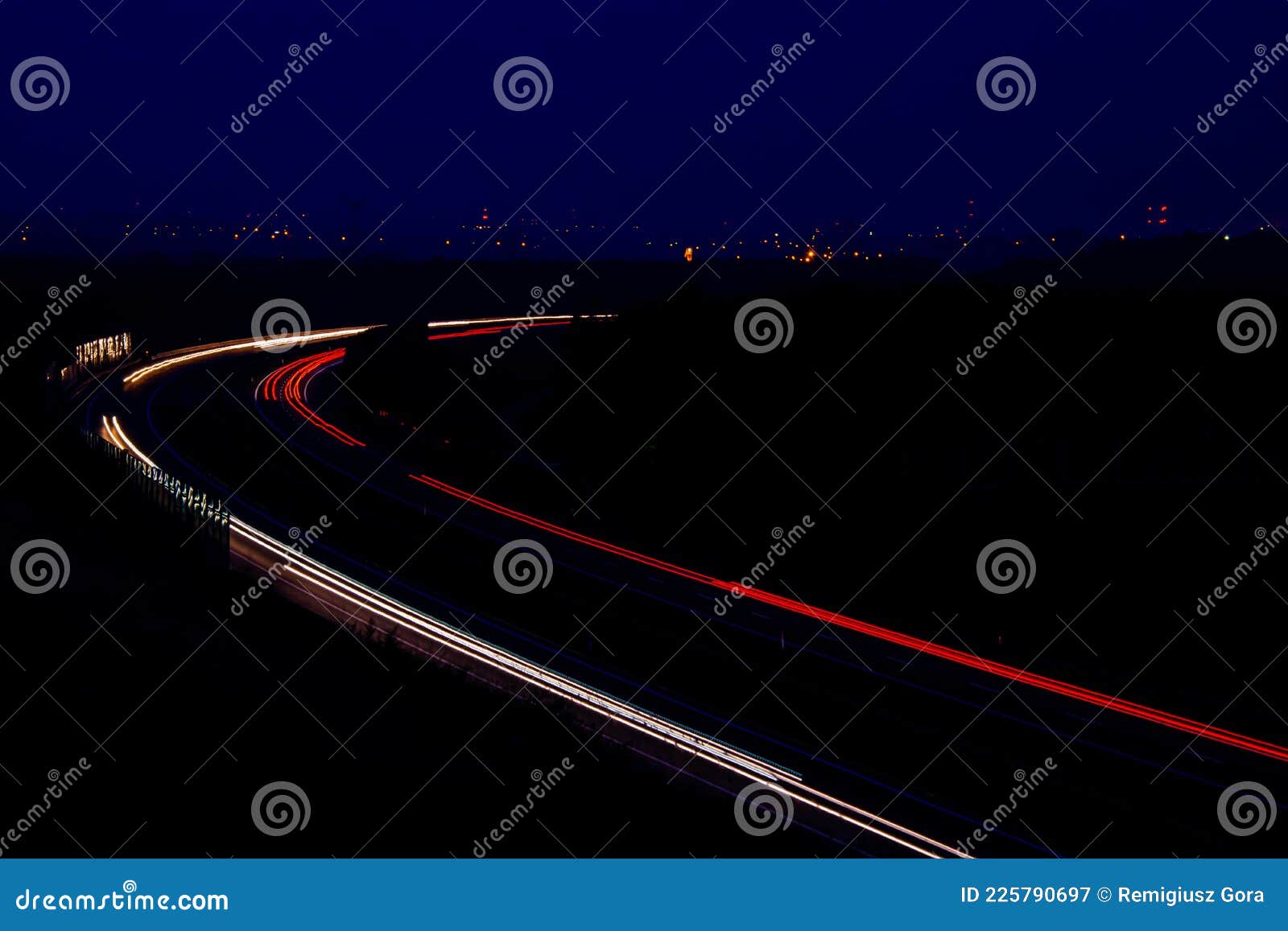 Feux De Route Nocturne. Feux De Circulation Nocturne. Longue Exposition ...