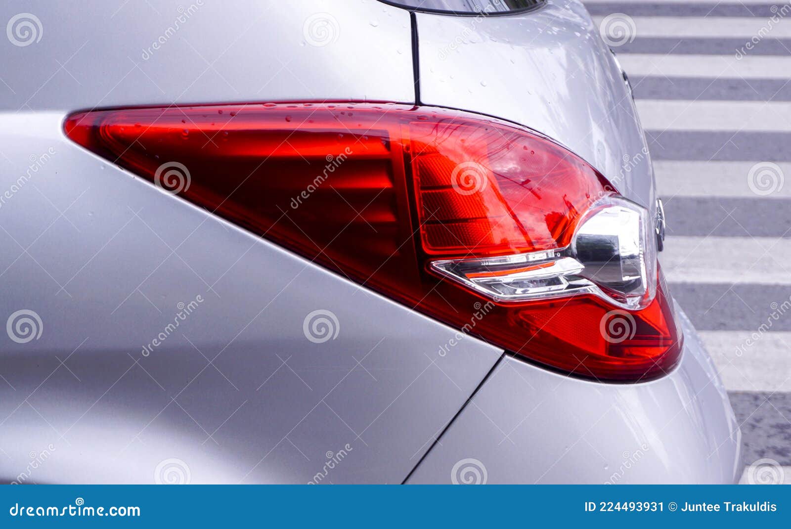 Feux de voiture image stock. Image du brillant, véhicules - 224493931