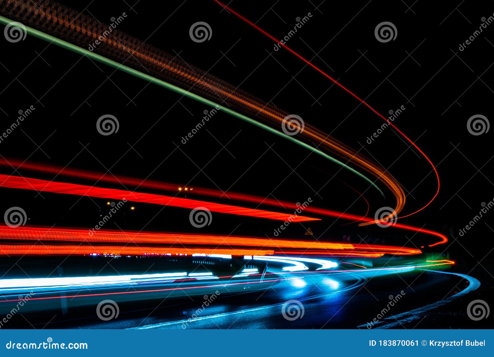 Feux De Voiture La Nuit Sur La Route Image stock - Image du soirée ...