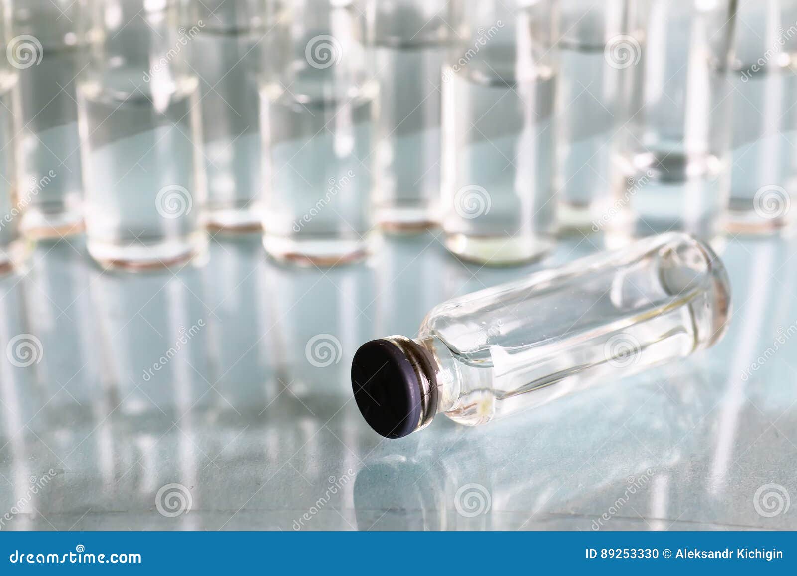 Fiale Trasparenti Di Medicina Fotografia Stock - Immagine di goccia ...