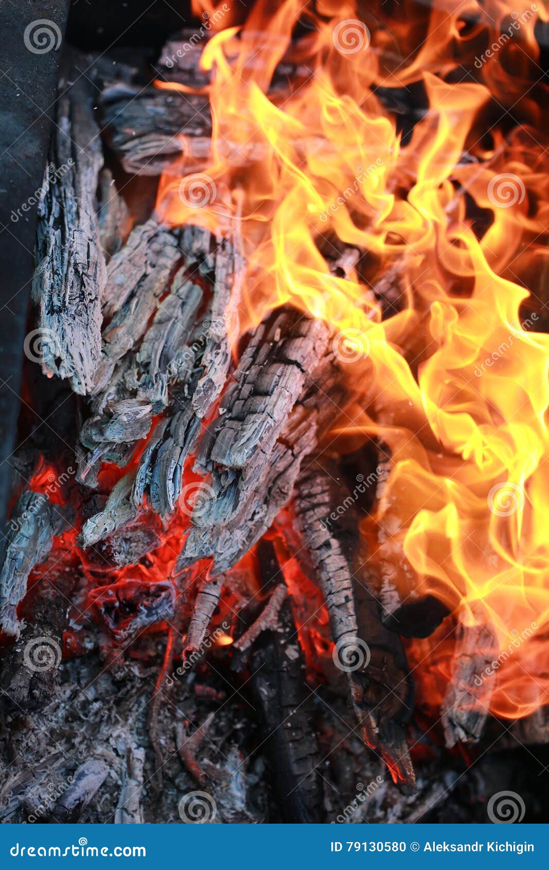 Fiamma Del Fuoco E Del Carbone Fotografia Stock - Immagine di colore ...