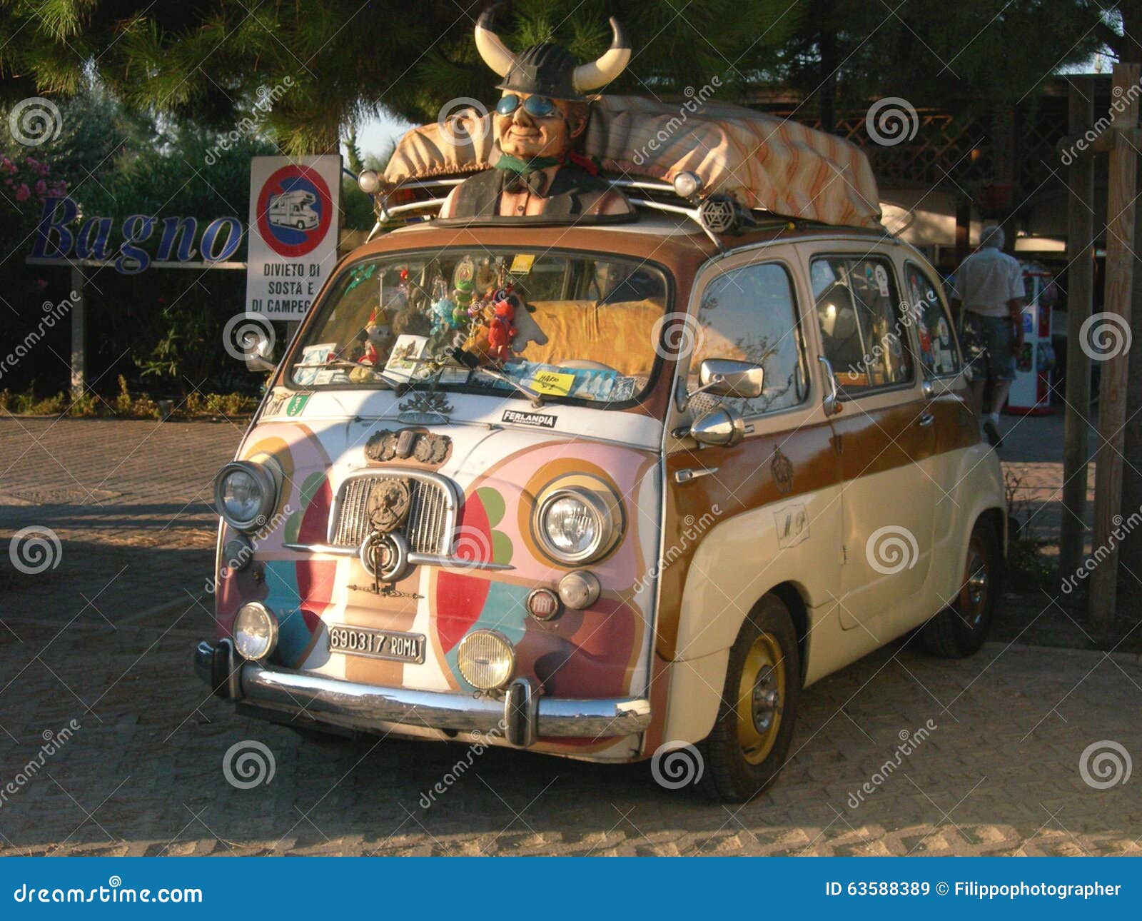 Fiat 600 Multipla image stock éditorial. Image du campeur - 63588389