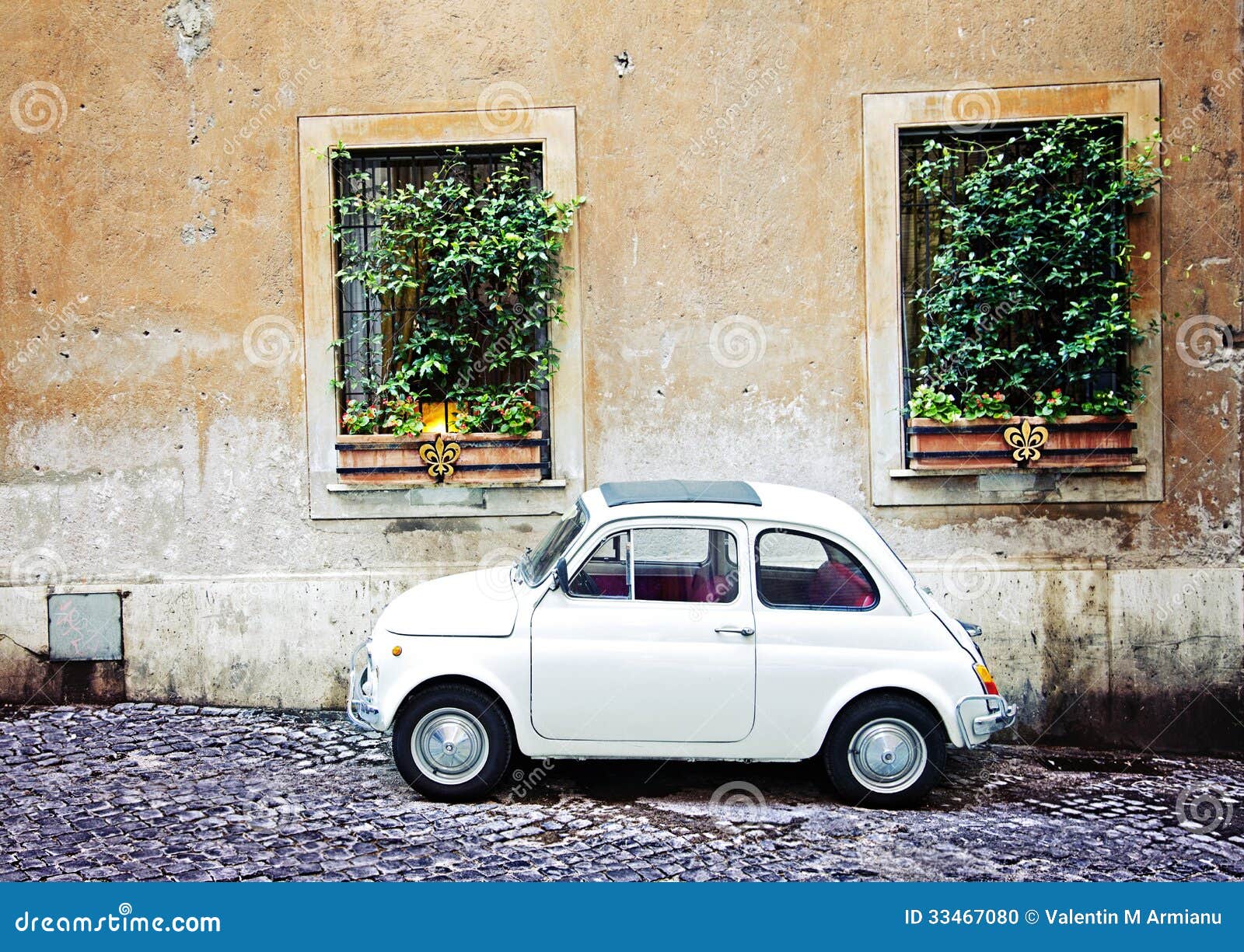 Fiat 500 Parqueado En Roma, Italia Foto de archivo - Imagen de vendimia ...