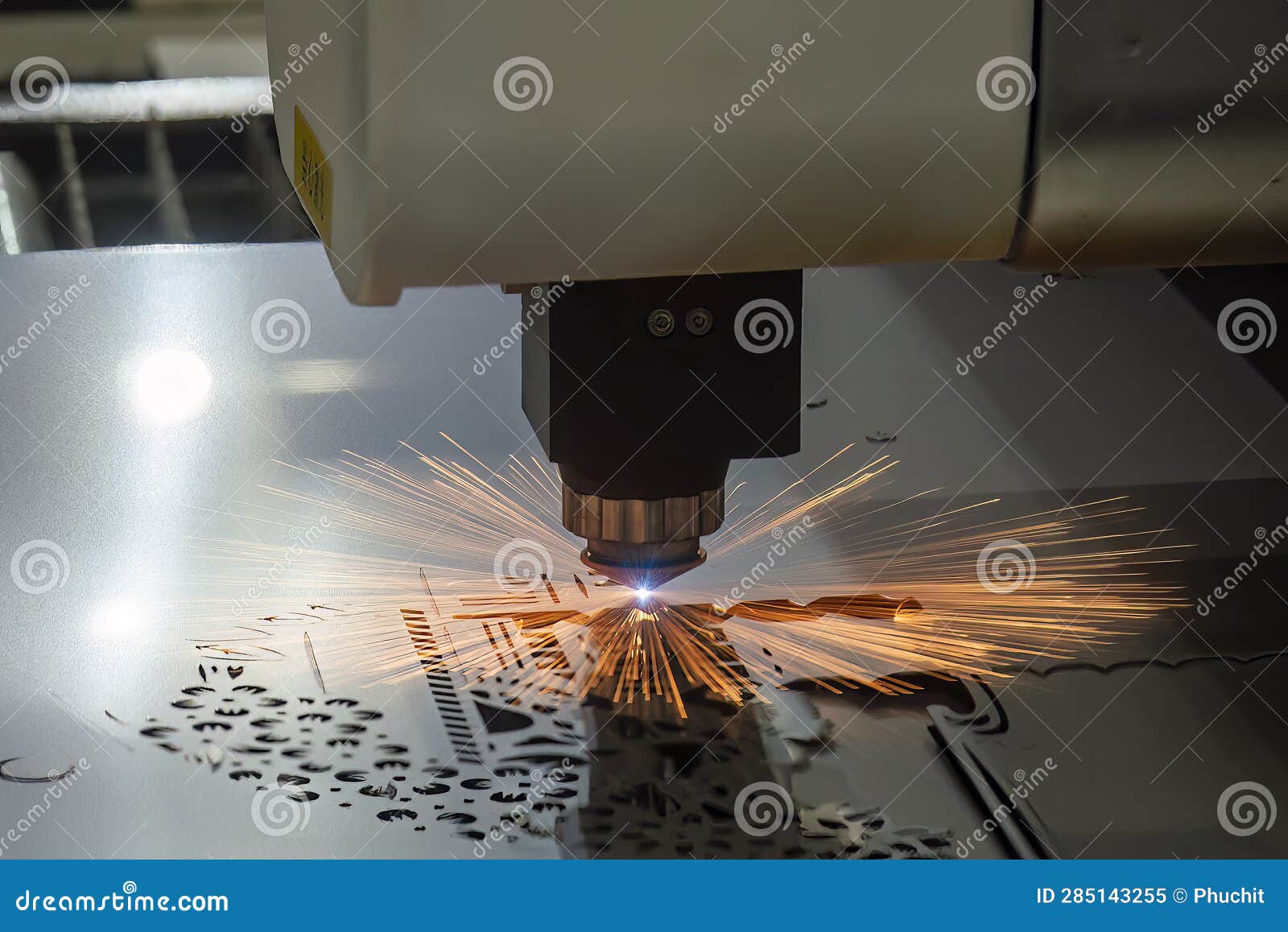 The Fiber Laser Cutting Machine Cutting Machine Cut the Metal Plate ...