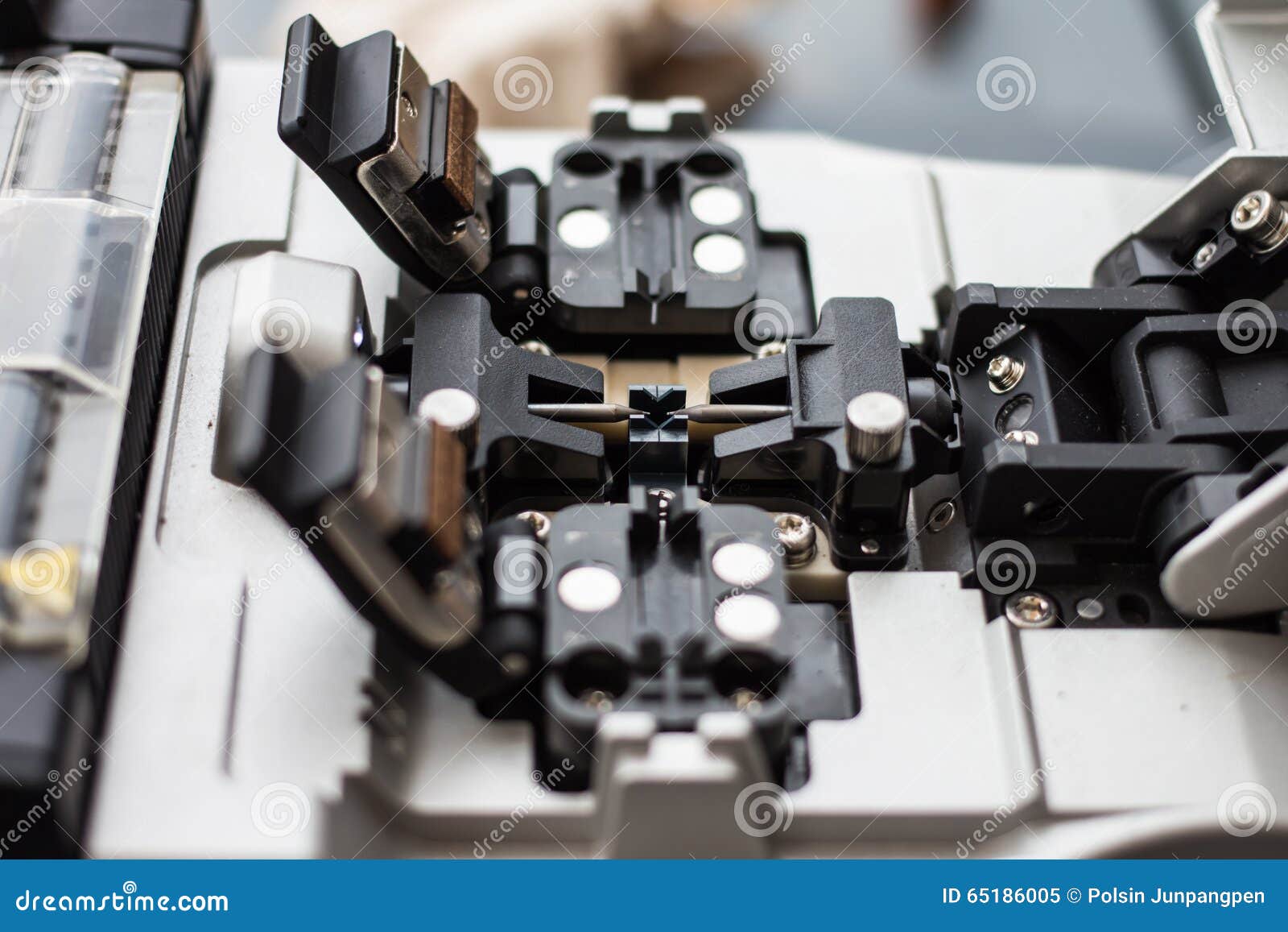 Splicing Fiber Optical Cable With Optical Fiber Fusion Splicer ...