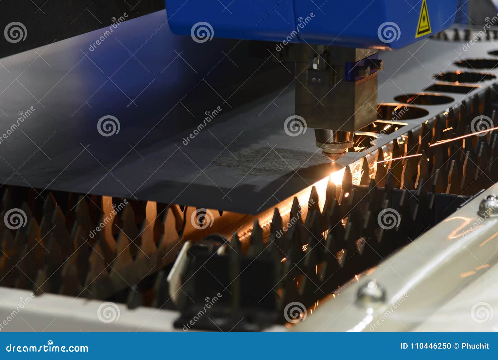 Fiberlaseren Som Klipper Arkmetallplattan Arkivfoto - Bild av fiber ...