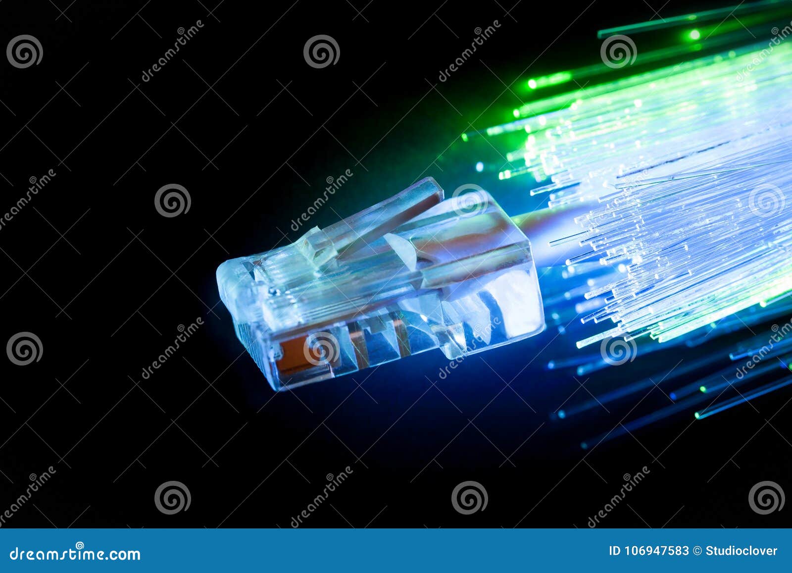 Fibra Ottica E Cavo Di Lan Su Fondo Nero Immagine Stock - Immagine di ...