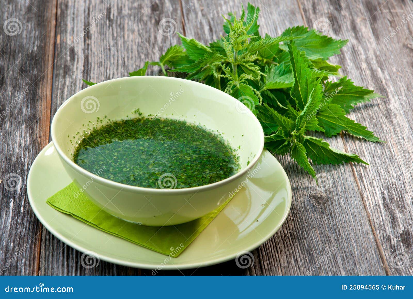 Ficelage du potage d'ortie image stock. Image du vert - 25094565