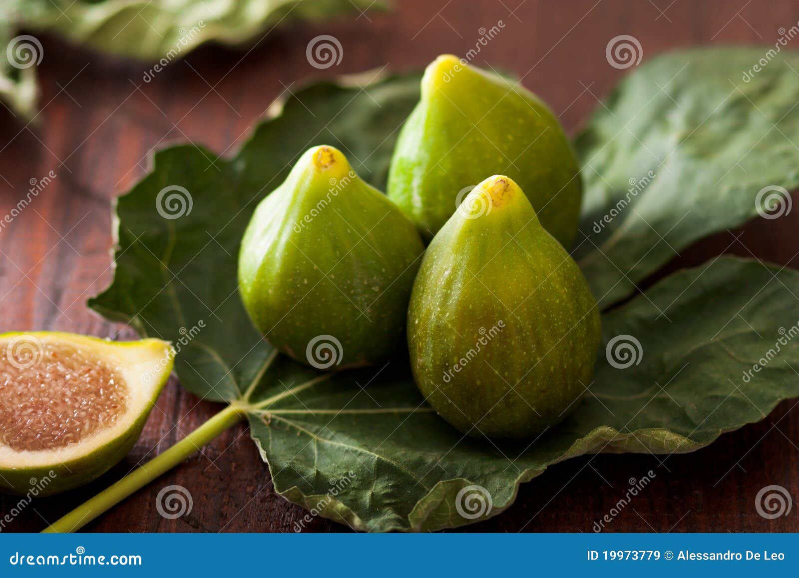 Fichi verdi, Fioroni immagine stock. Immagine di grezzo - 19973779