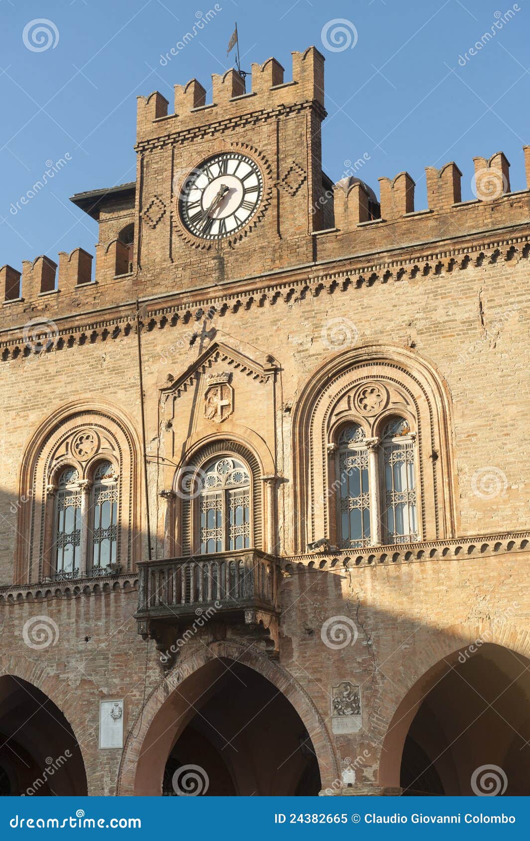 Fidenza (Parma) imagem de stock. Imagem de alpendre, céu - 24382665