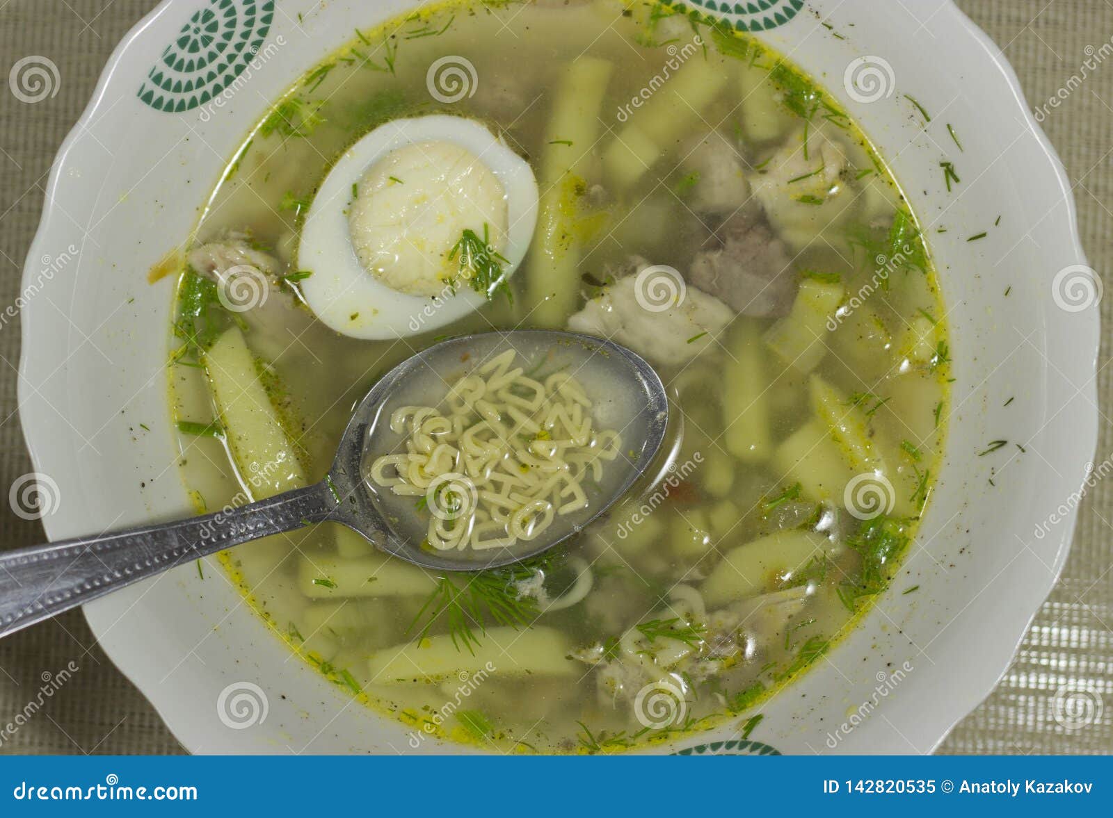 Fideos en sopa imagen de archivo. Imagen de pizarra - 142820535