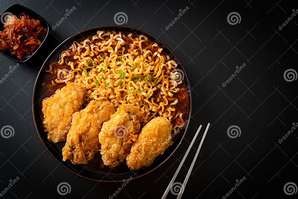 Fideos Instantáneos Coreanos Con Pollo Frito O Pollo Frito Ramyeon Imagen De Archivo Imagen De
