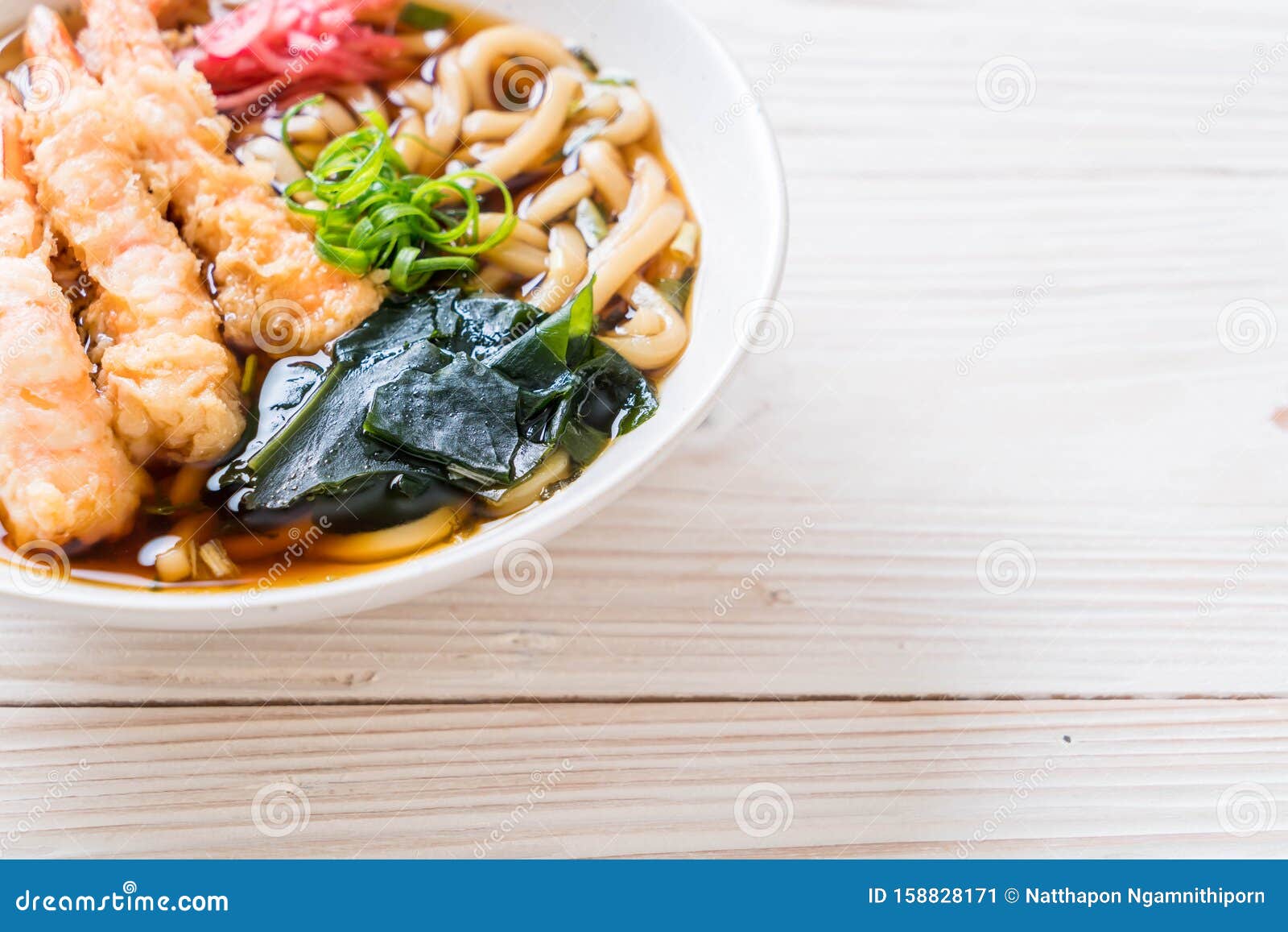Fideos Udon Ramen Con Tempura De Gambas Imagen de archivo - Imagen de ...