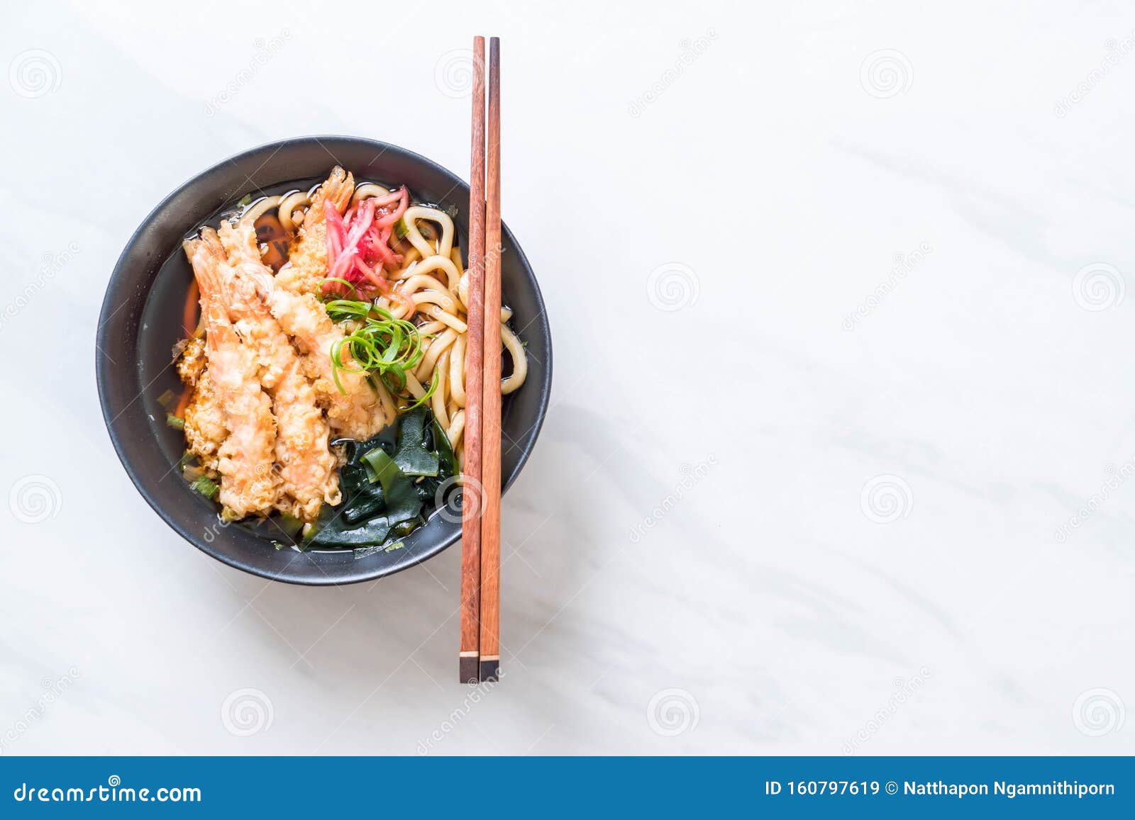 Fideos Udon Ramen Con Tempura De Gambas Imagen de archivo - Imagen de ...