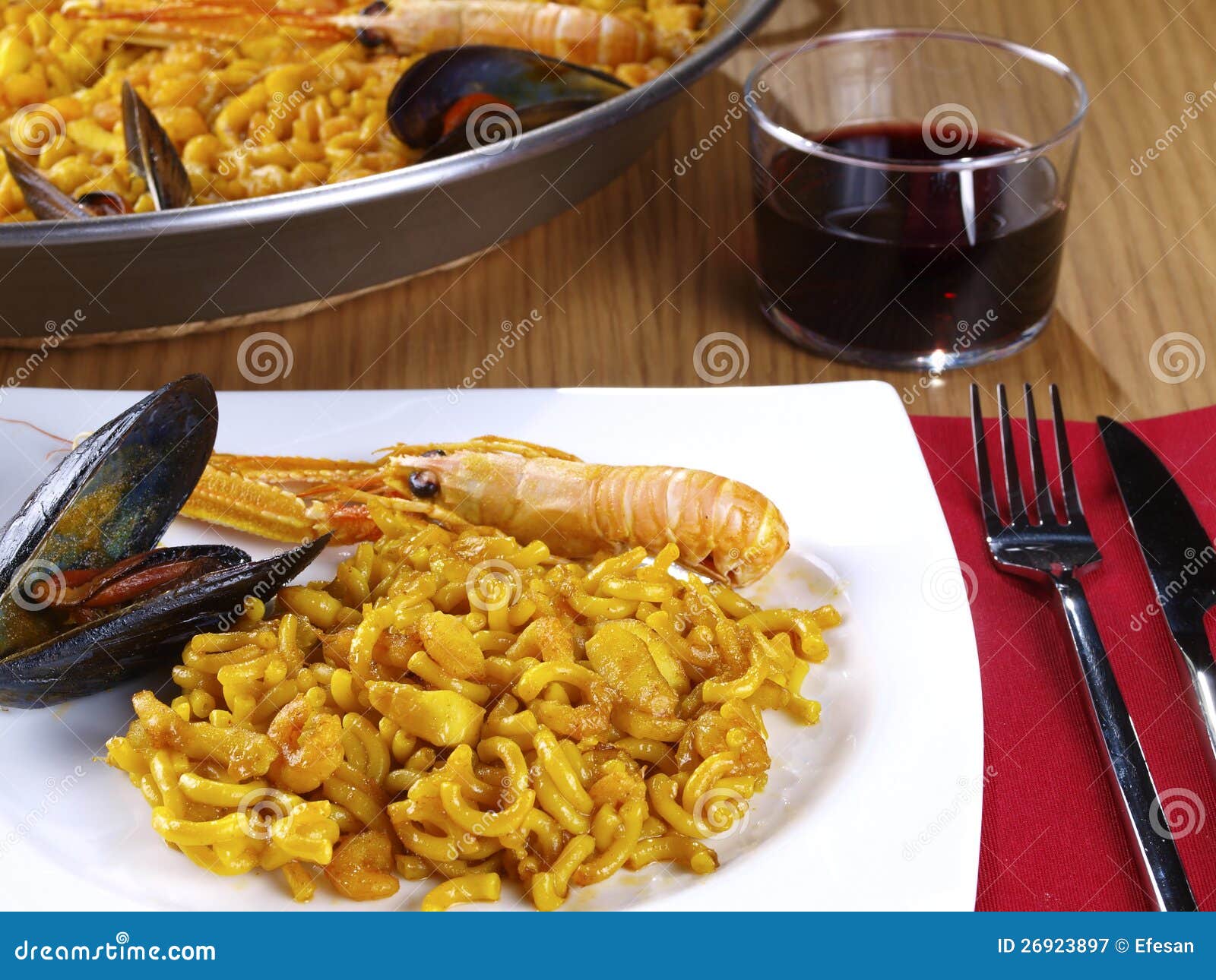 Fideua â€“ Noodle paella stock image. Image of drink - 26923897