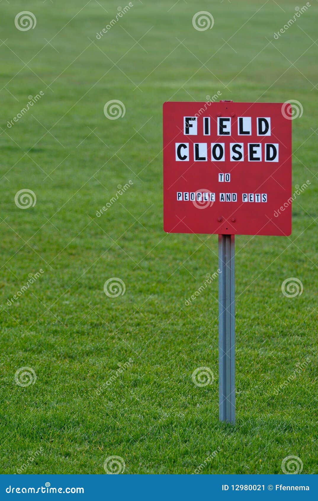 Field Closed Sign in a Grass Field Stock Image - Image of grass, sign ...