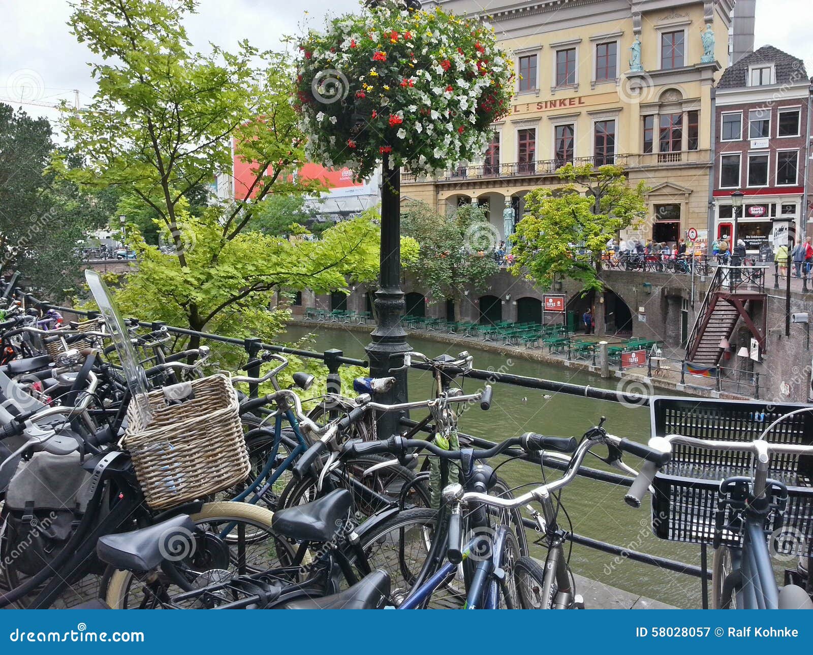Fiets in De Stad Van Utrecht Redactionele Fotografie - Image of utrecht ...