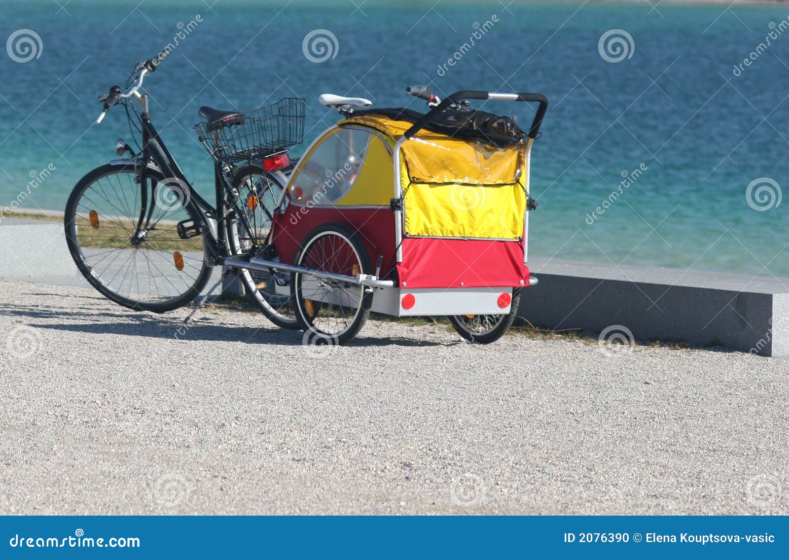Fiets En Cabine Op Het Strand Picture. Image: 2076390