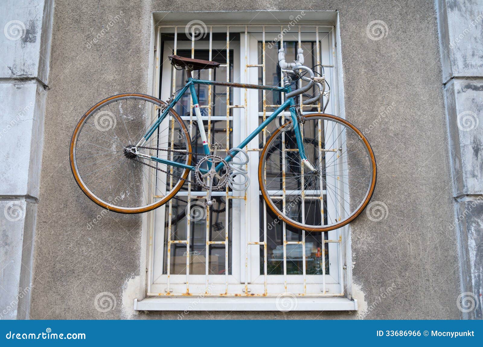 Fiets Het Hangen Op Het Venster Stock Foto - Image of retro, staven ...