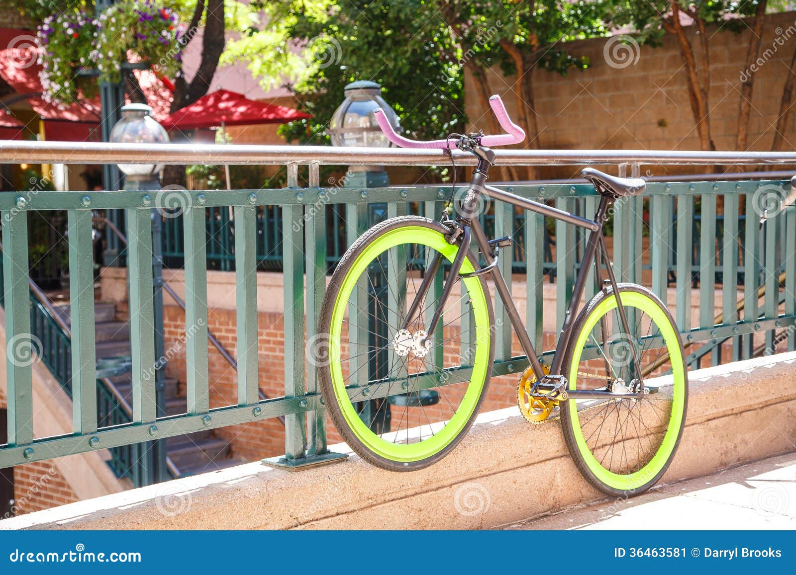 Fiets Met Groene Randen Op Leuning Stock Afbeelding - Image of fiets ...