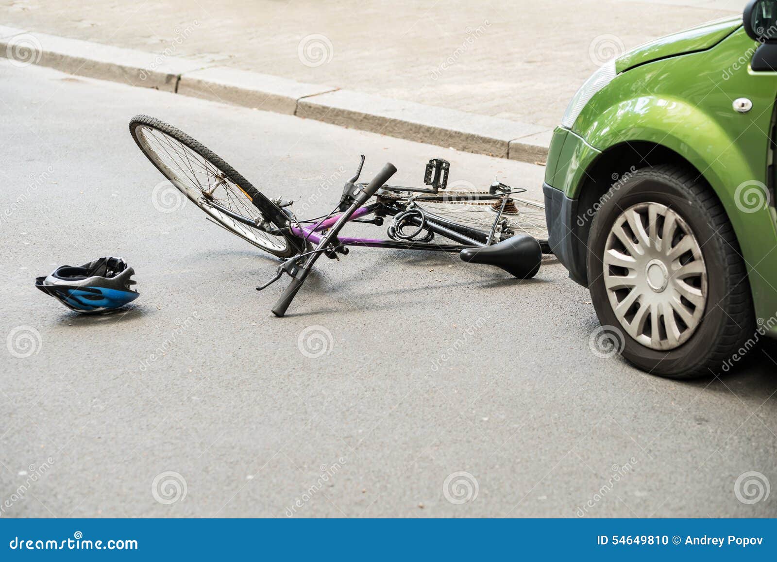Fiets Na Ongeval Op De Straat Stock Foto - Image of buiten, aandrijving ...