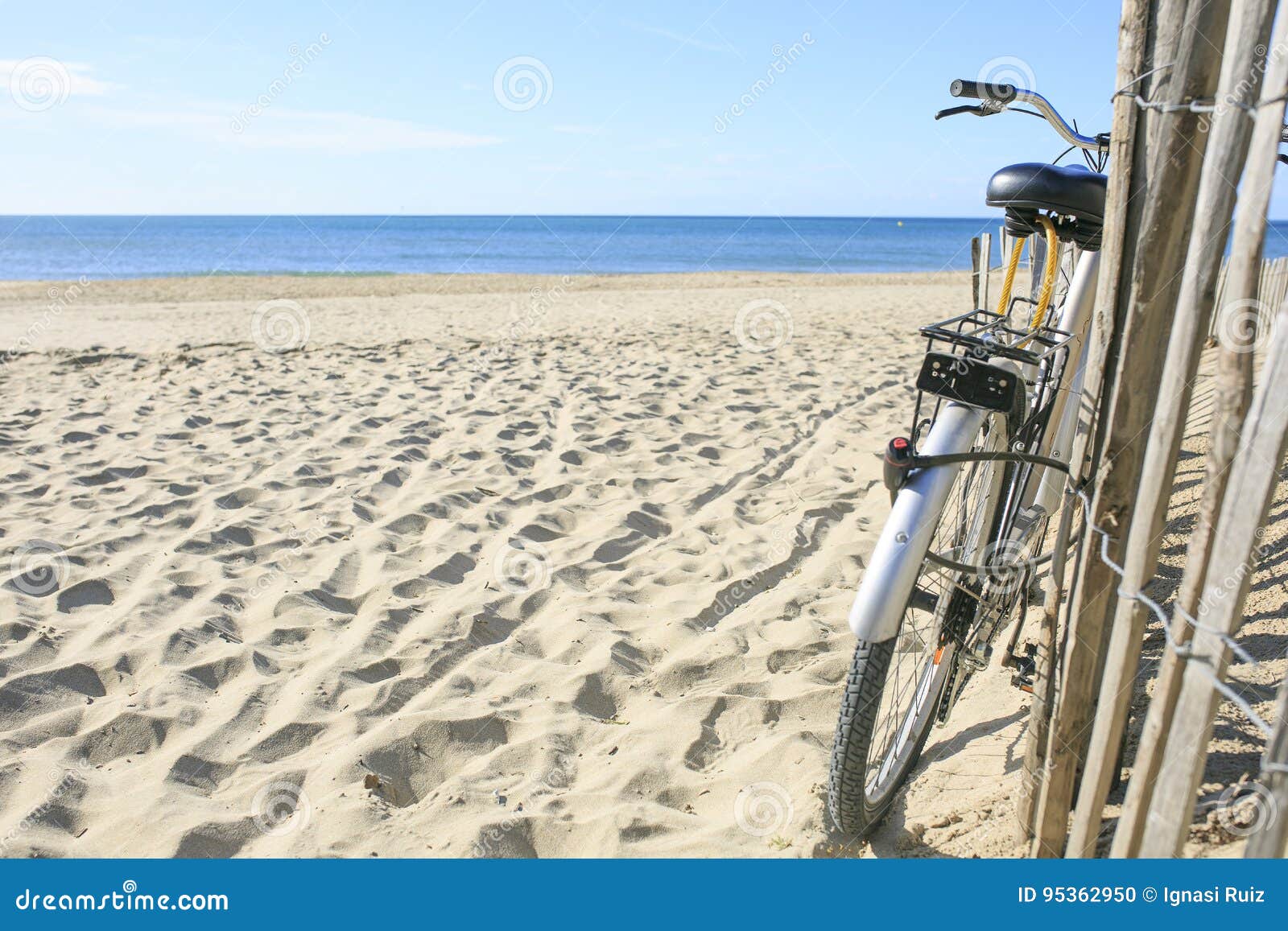 Fiets Op Het Zand Van Het Strand Wordt Geparkeerd Dat Stock Foto ...